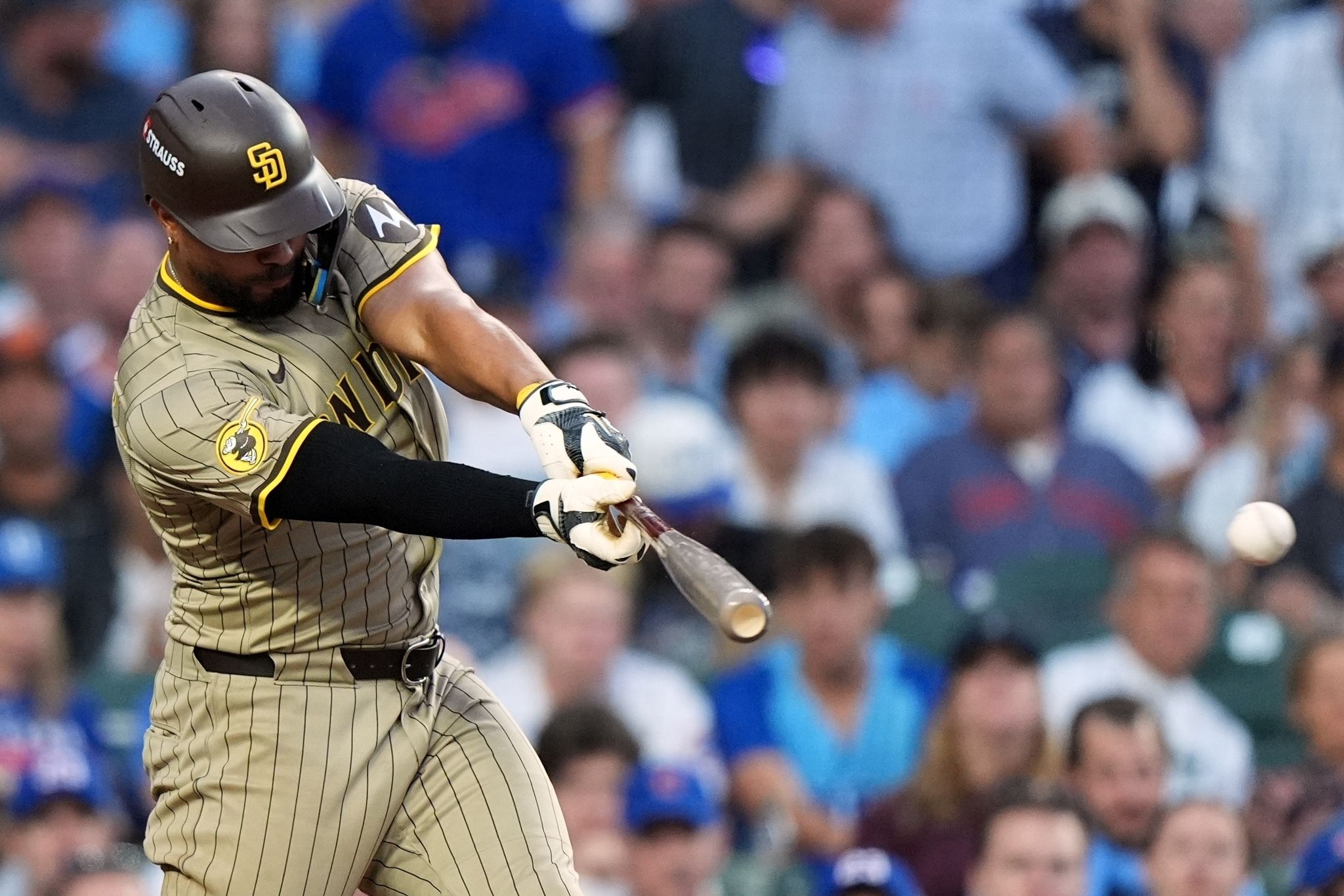 Padres: MLB suspende un juego a José Iglesias y multa a Xander Bogaerts por disputa con árbitros