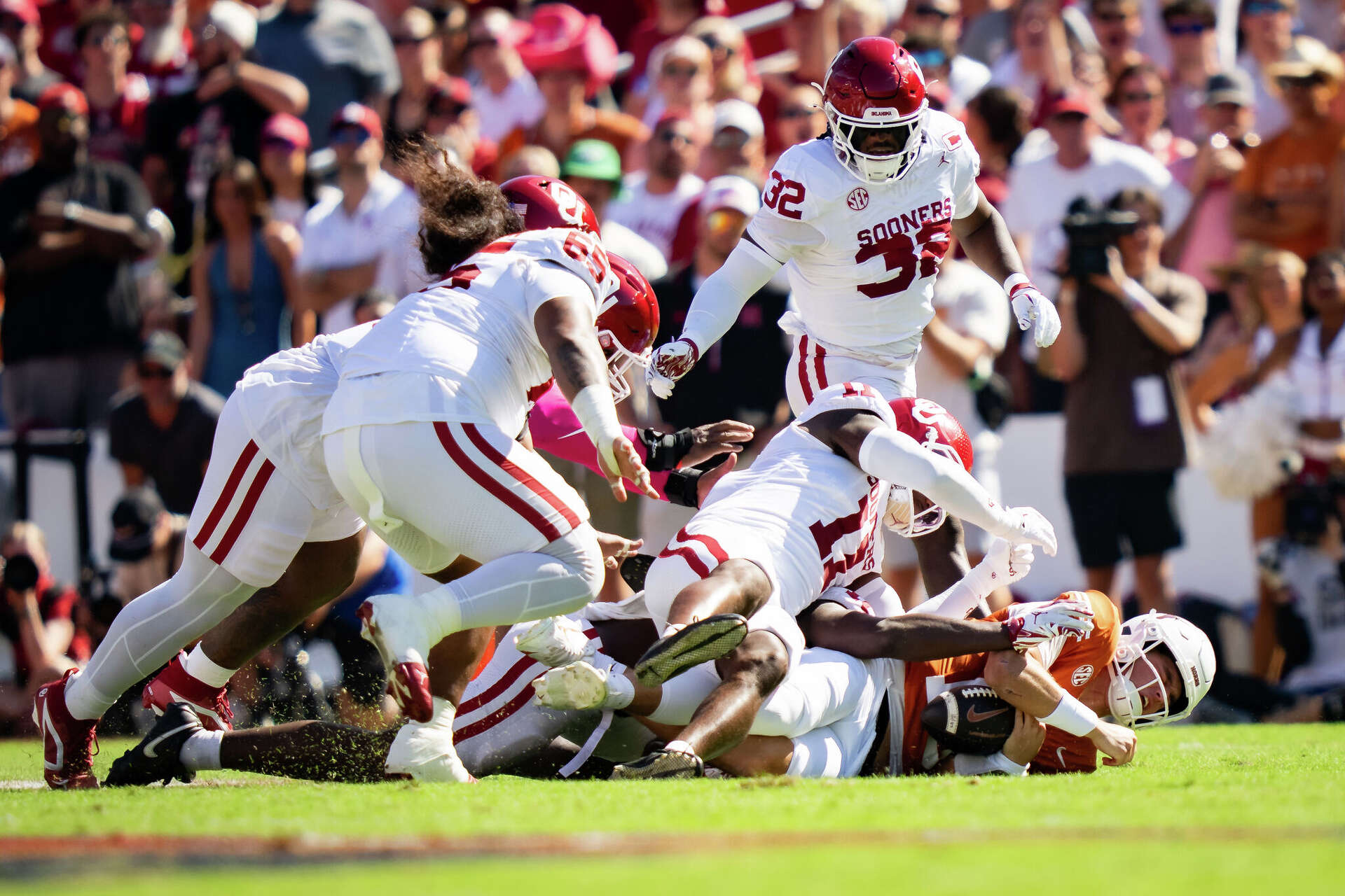 Texas Longhorns rebound with win over No. 6 Oklahoma Sooners