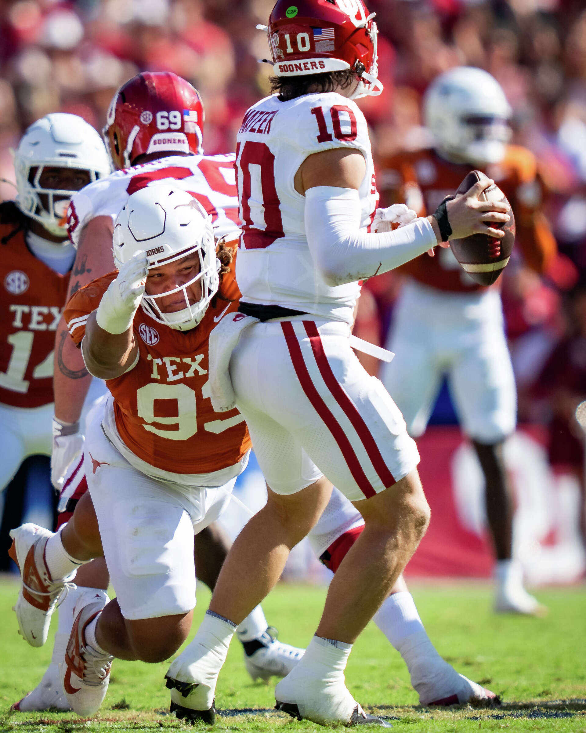 Texas Longhorns rebound with win over No. 6 Oklahoma Sooners