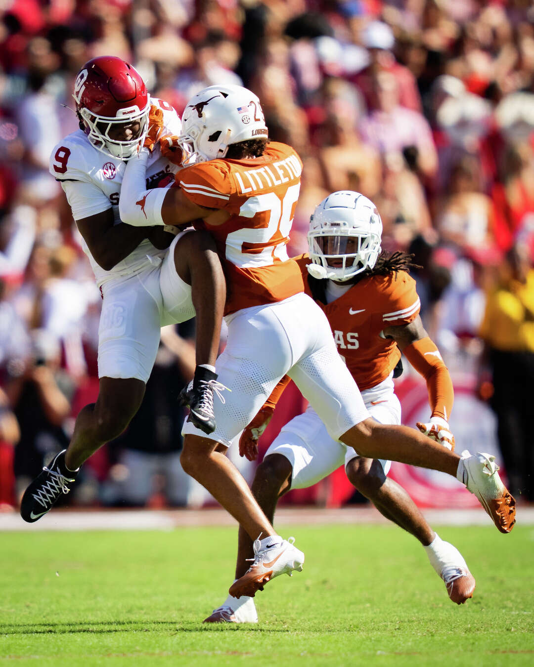 Texas Longhorns rebound with win over No. 6 Oklahoma Sooners
