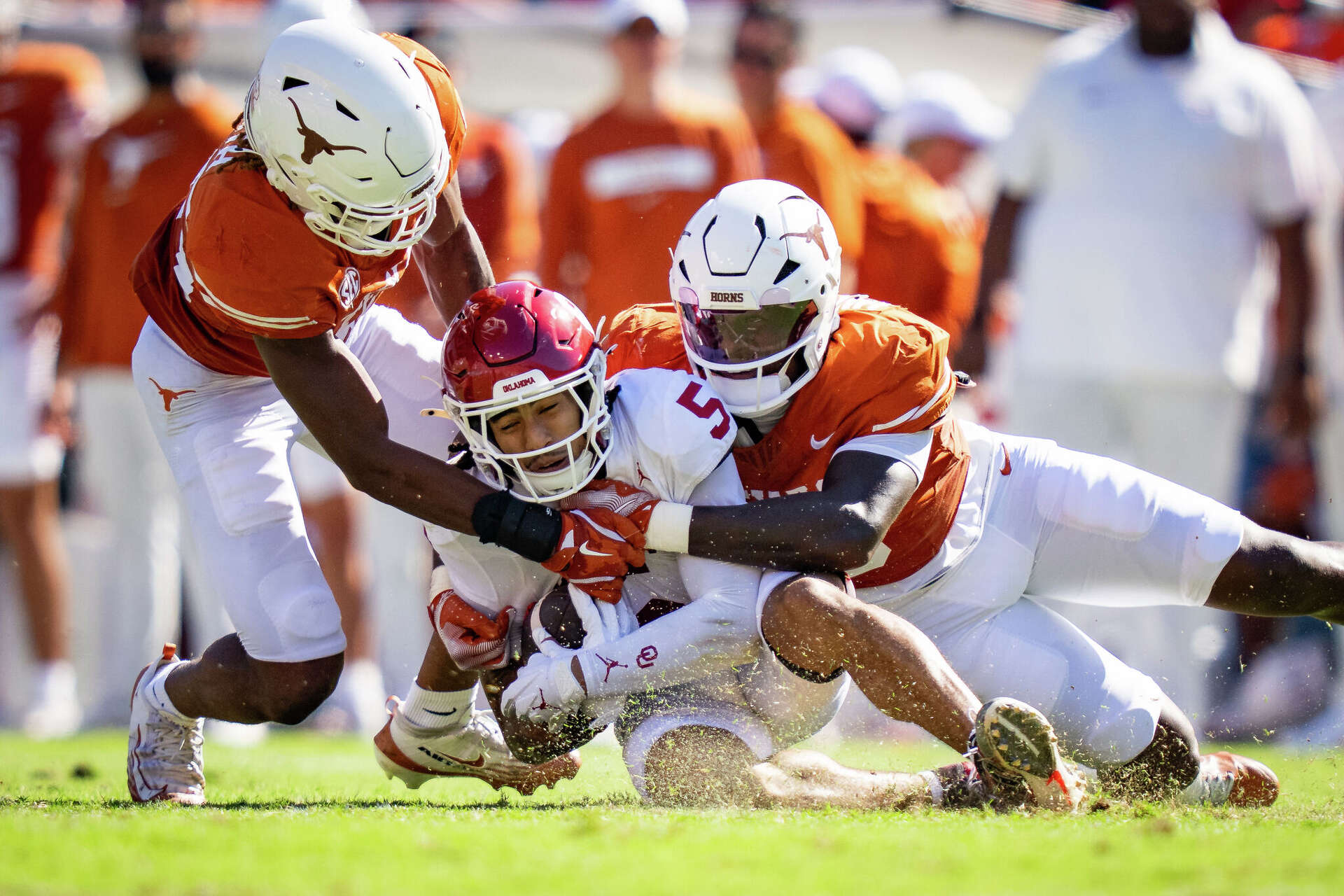 Texas Longhorns rebound with win over No. 6 Oklahoma Sooners
