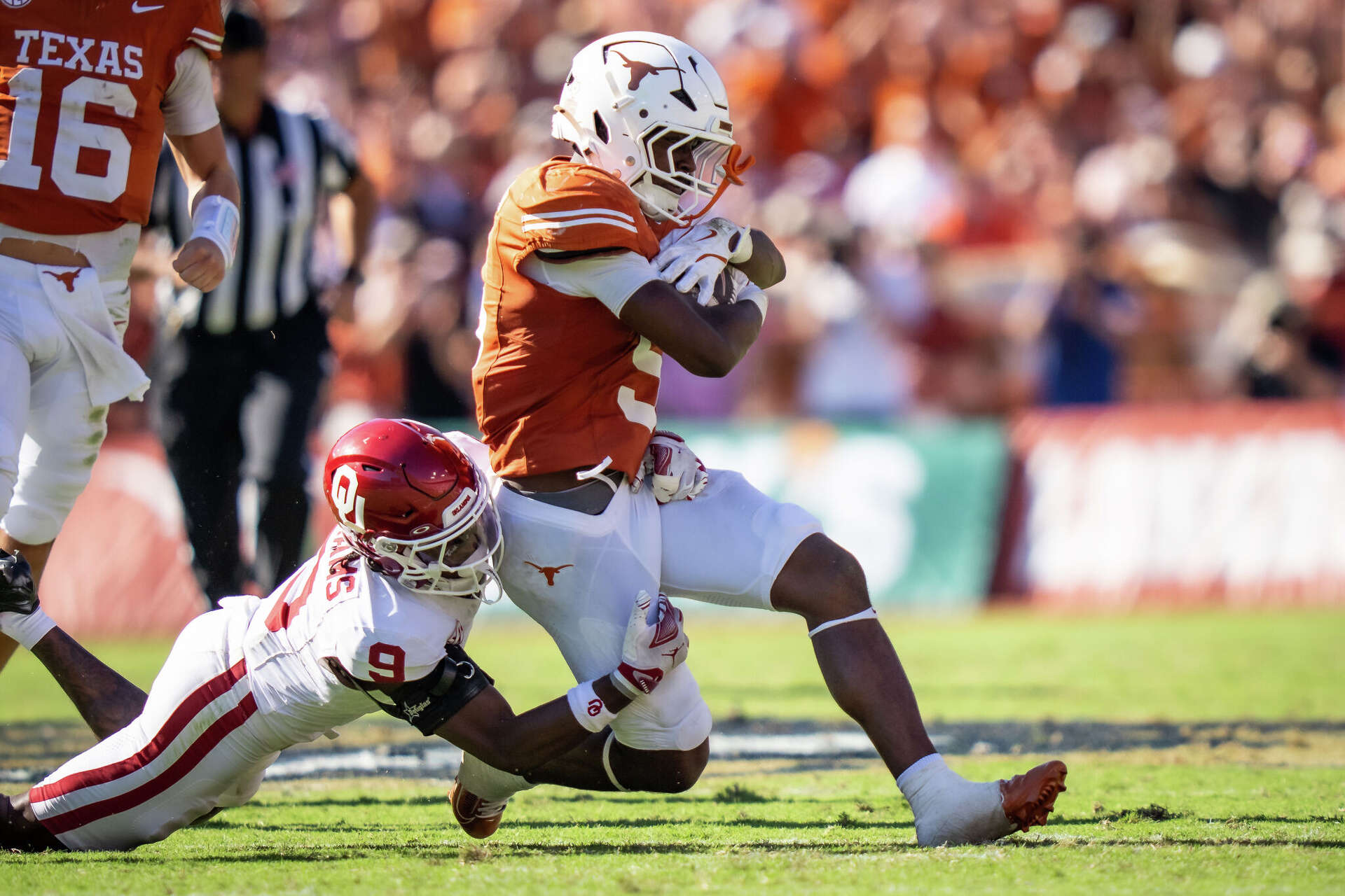 Texas Longhorns rebound with win over No. 6 Oklahoma Sooners