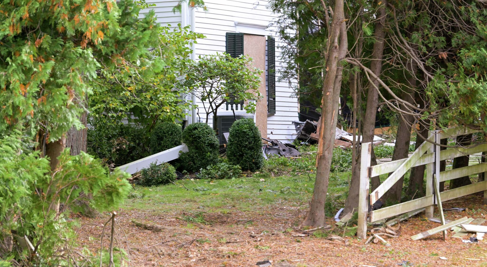 Video shows aftermath of fatal Sharon crash scene where car hit house