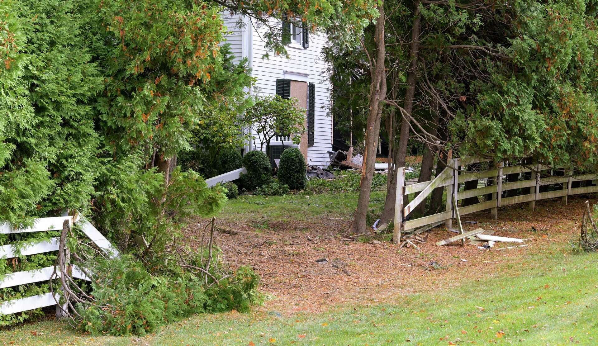 Video shows aftermath of fatal Sharon crash scene where car hit house