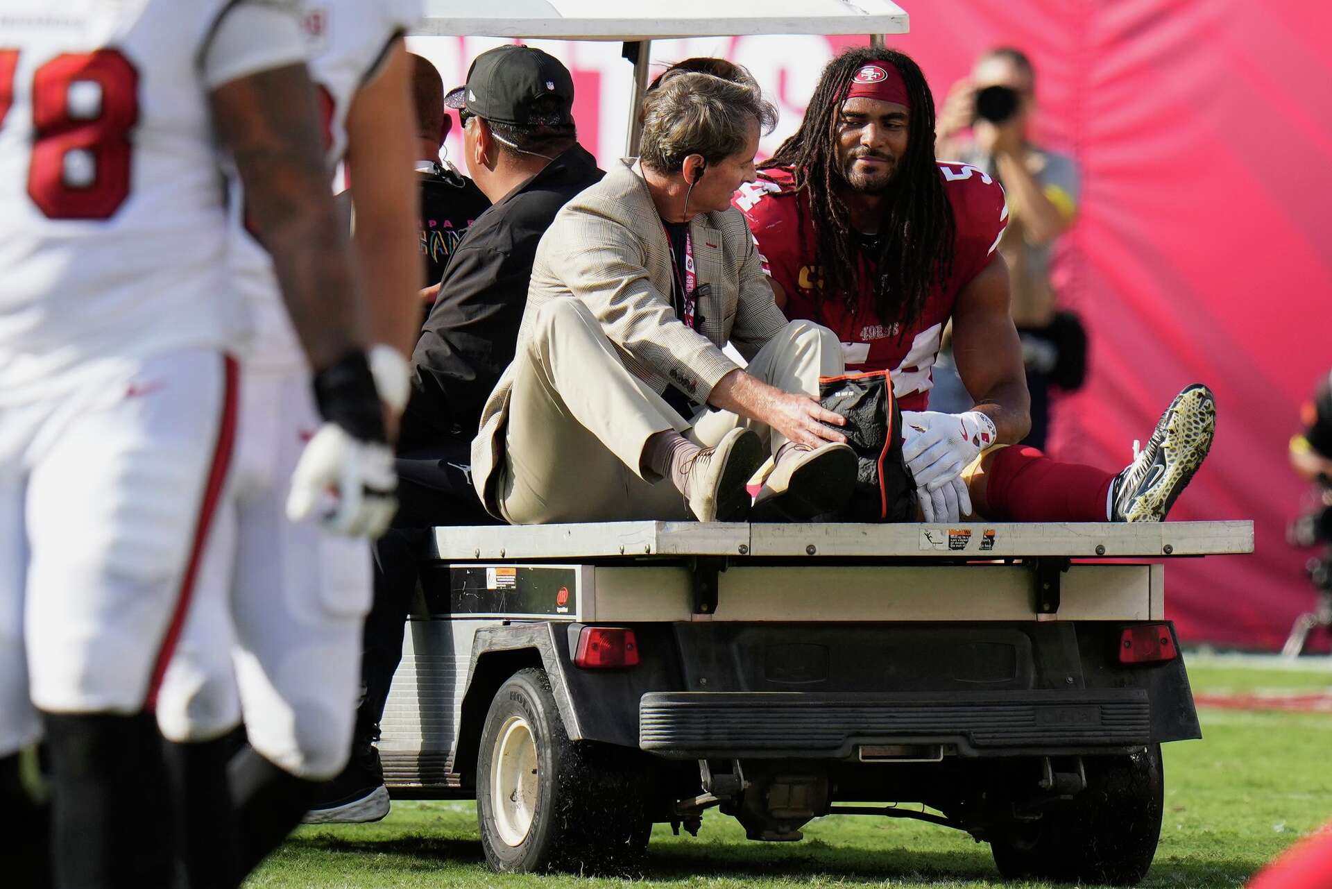 49ers' All-Pro Fred Warner carted off field in 1st quarter vs. Bucs