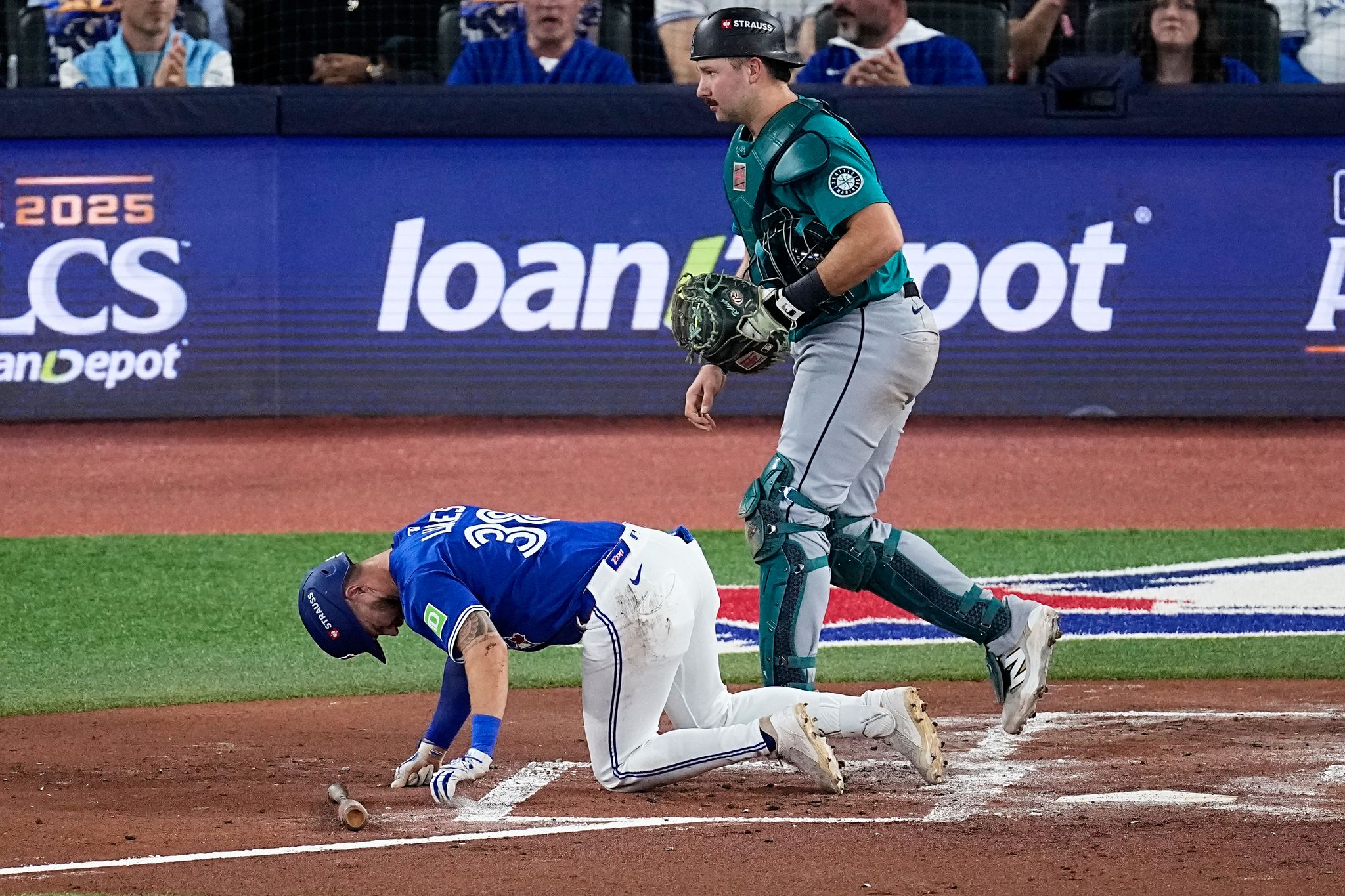 Blue Jays' Nathan Lukes leaves Game 1 of ALCS after bruising knee when ...