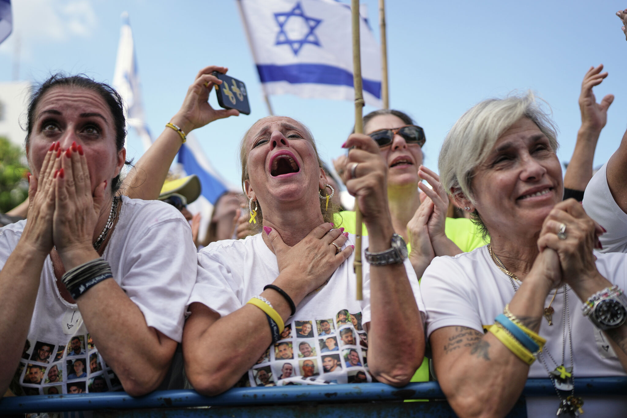 Hostages, prisoners swapped between Palestinians and Israel