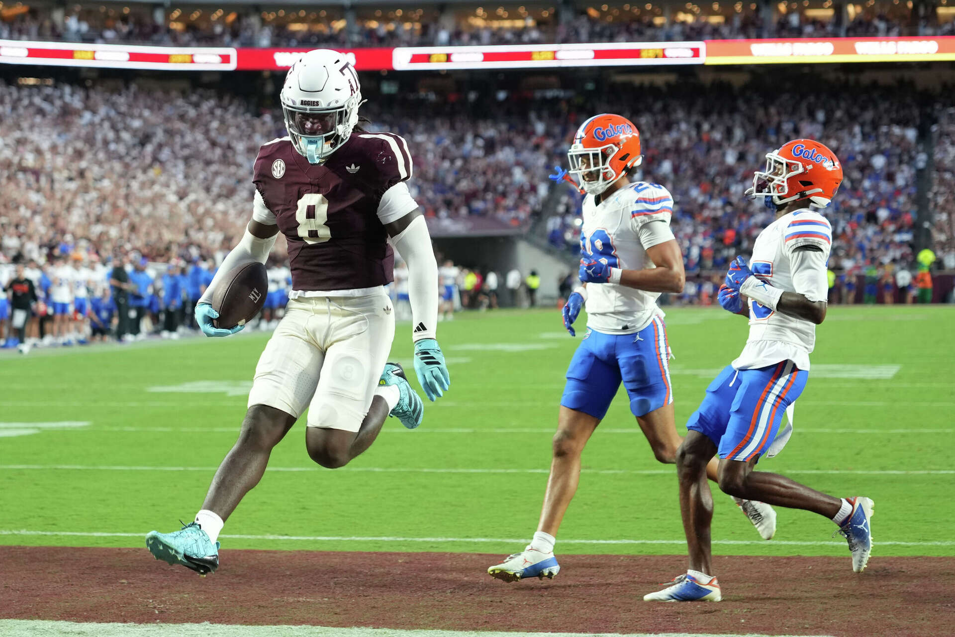 Texas A&M football RB Le'Veon Moss nursing injury after Florida win