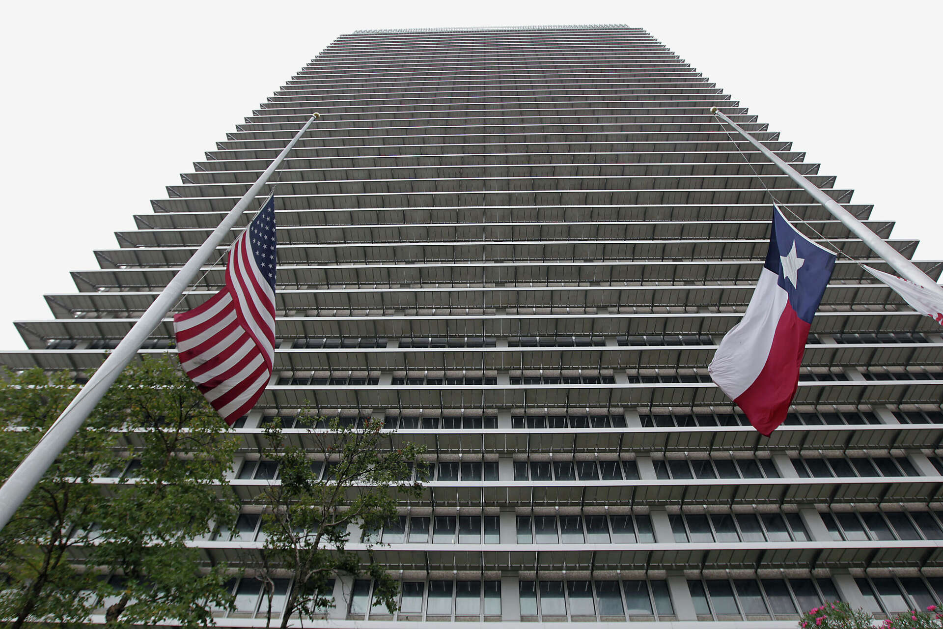 Houston's historic Humble-Exxon tower 800 Bell avoids foreclosure