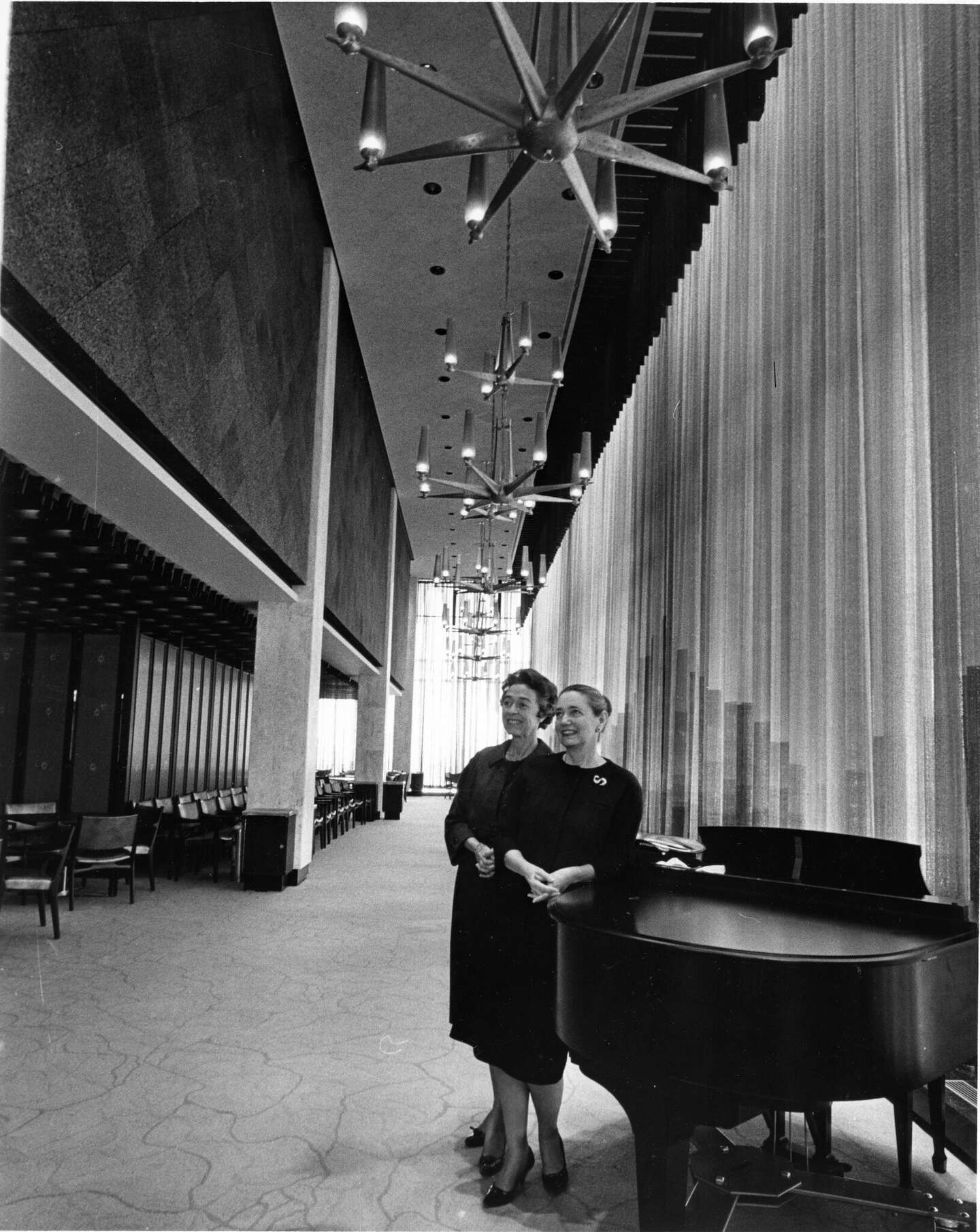 Houston's historic Humble-Exxon tower 800 Bell avoids foreclosure