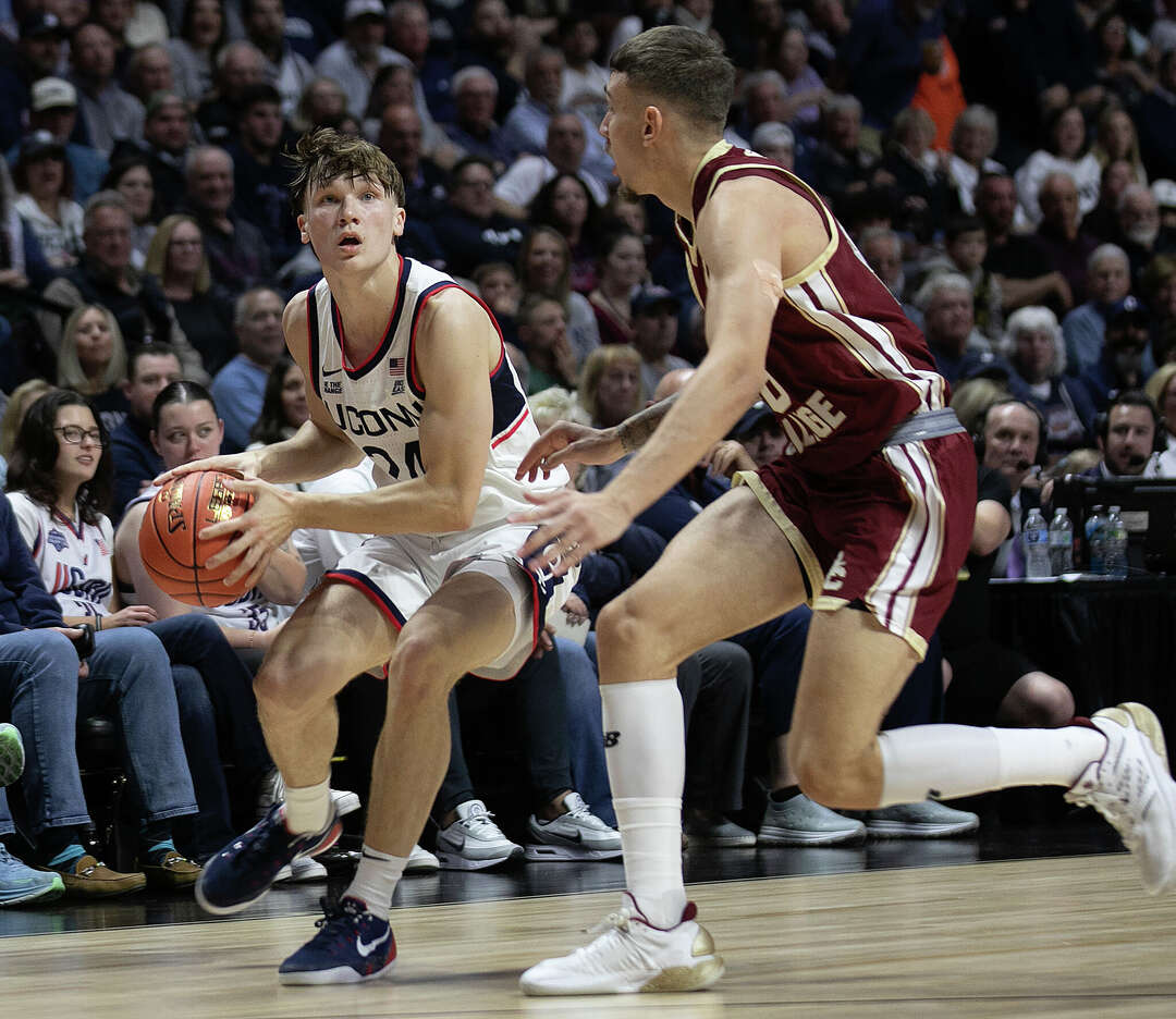 Alex Karaban, Braylon Mullins lead UConn to exhibition win