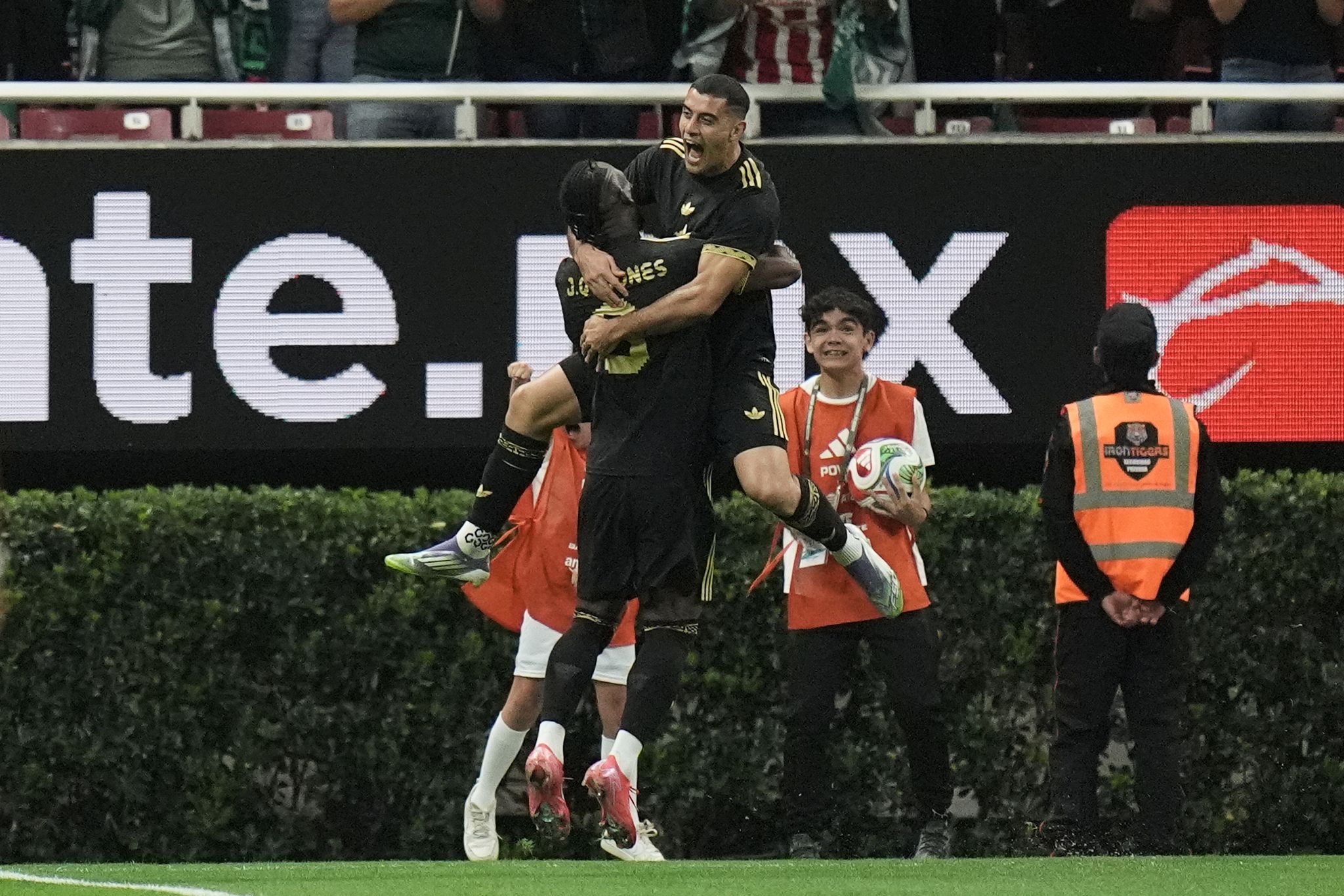 México mejora y empata 1-1 con Ecuador gracias al estreno goleador de ...