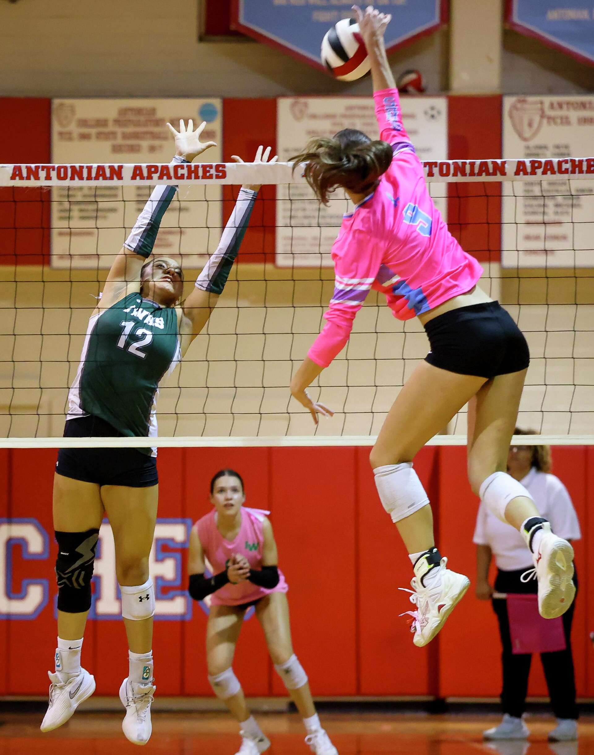 Antonian volleyball shows hustle in win over rival Incarnate Word