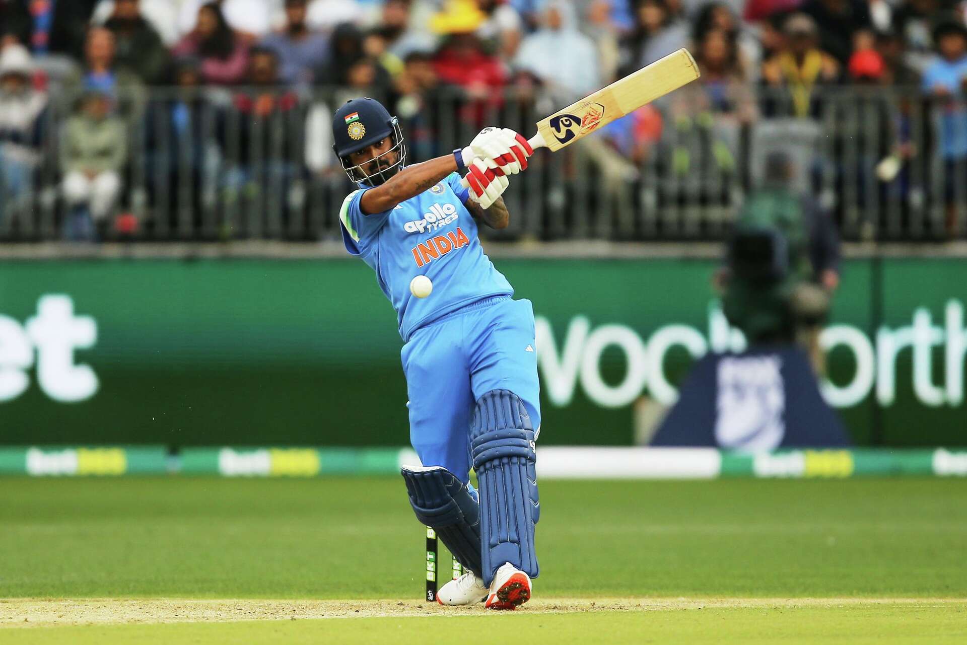 Australia wins the toss, sends India in to bat in 2nd one-day cricket ...