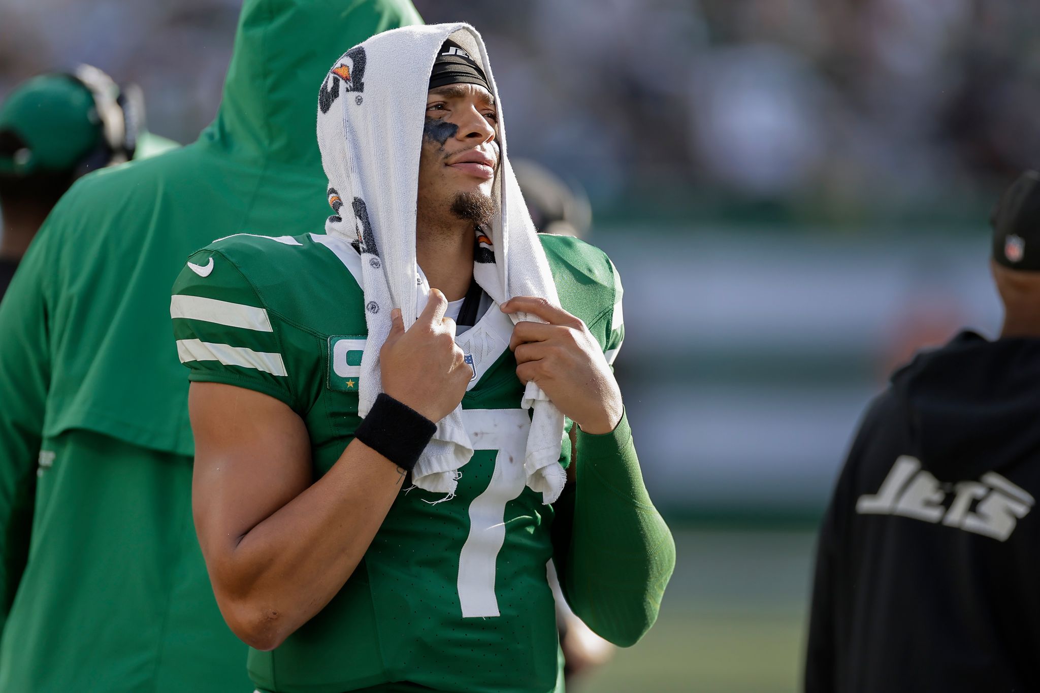 Jets bench Justin Fields for Tyrod Taylor in second half of loss to Panthers
