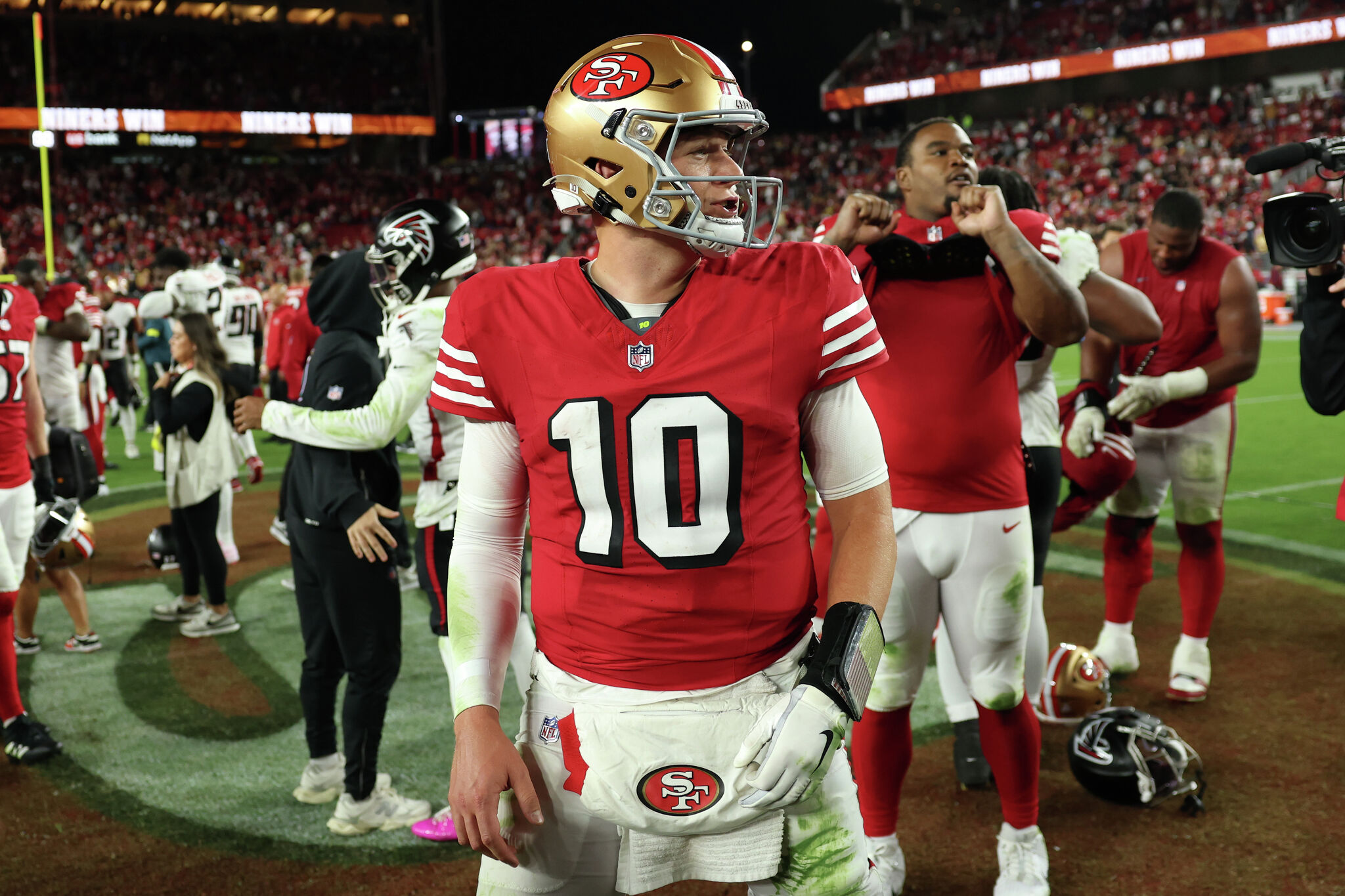 Mac Jones cashes in on big payday by leading 49ers to another win