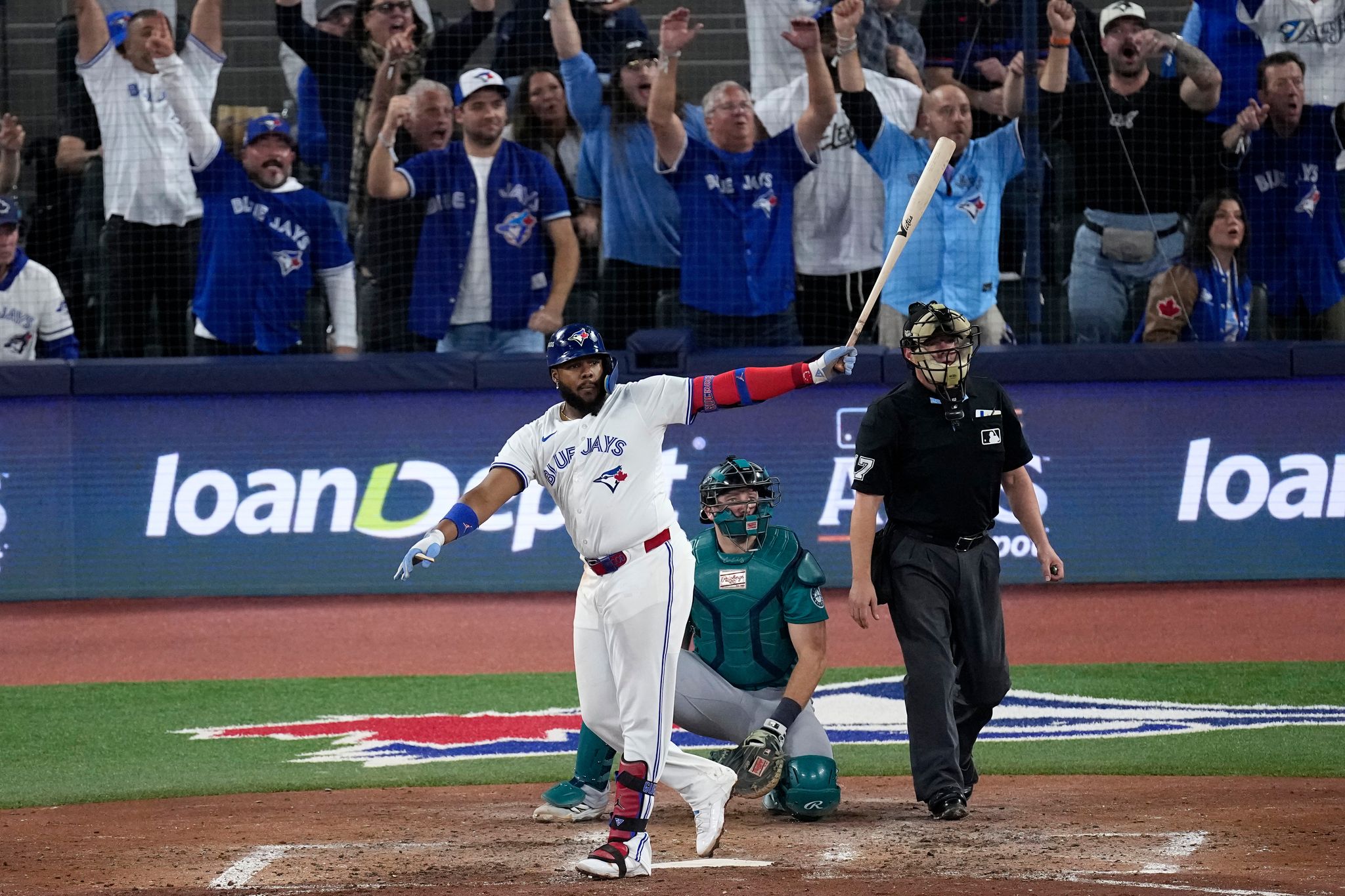 Guerrero hits 6th postseason homer and Blue Jays beat Mariners 6-2 to ...