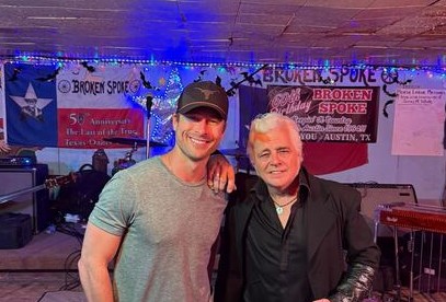 Iconic welcome signs return to Hondo