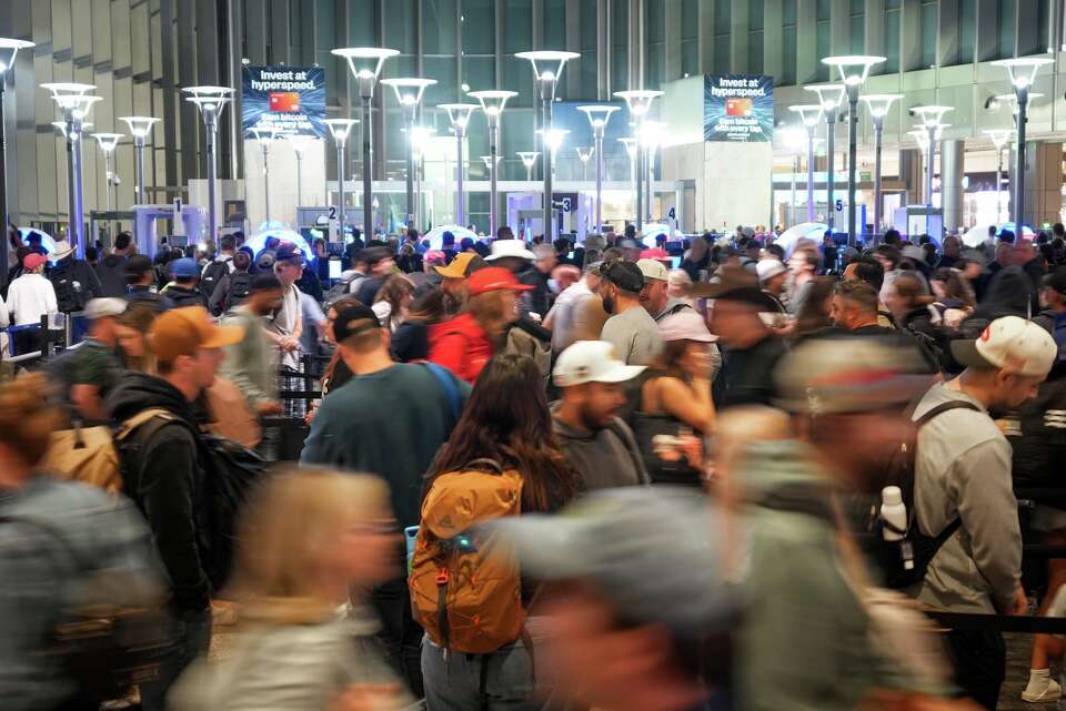Austin airport lines to be long again this weekend amid SXSW, shutdown