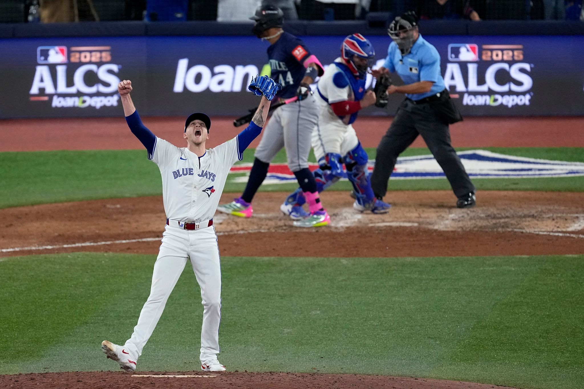 Jeff Hoffman closes out ALCS, sends Blue Jays to World Series