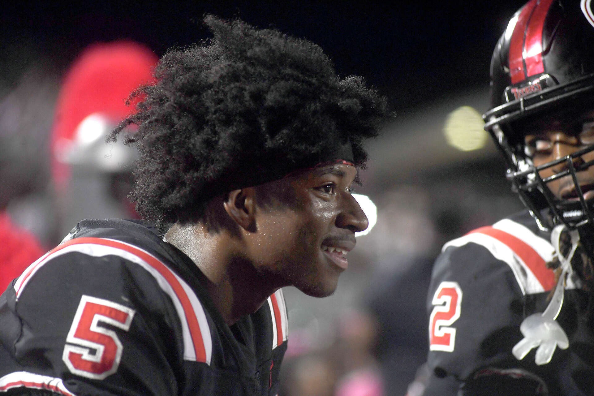 High school football: Local teams advance to regionals in UIL playoffs