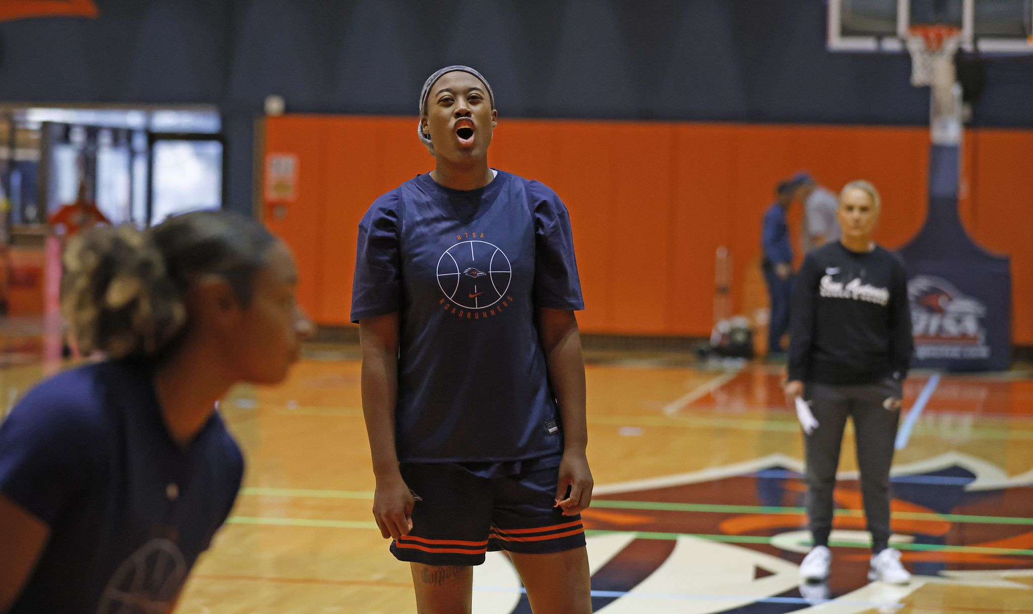 Cheyenne Rowe's career game helps UTSA hold off North Texas