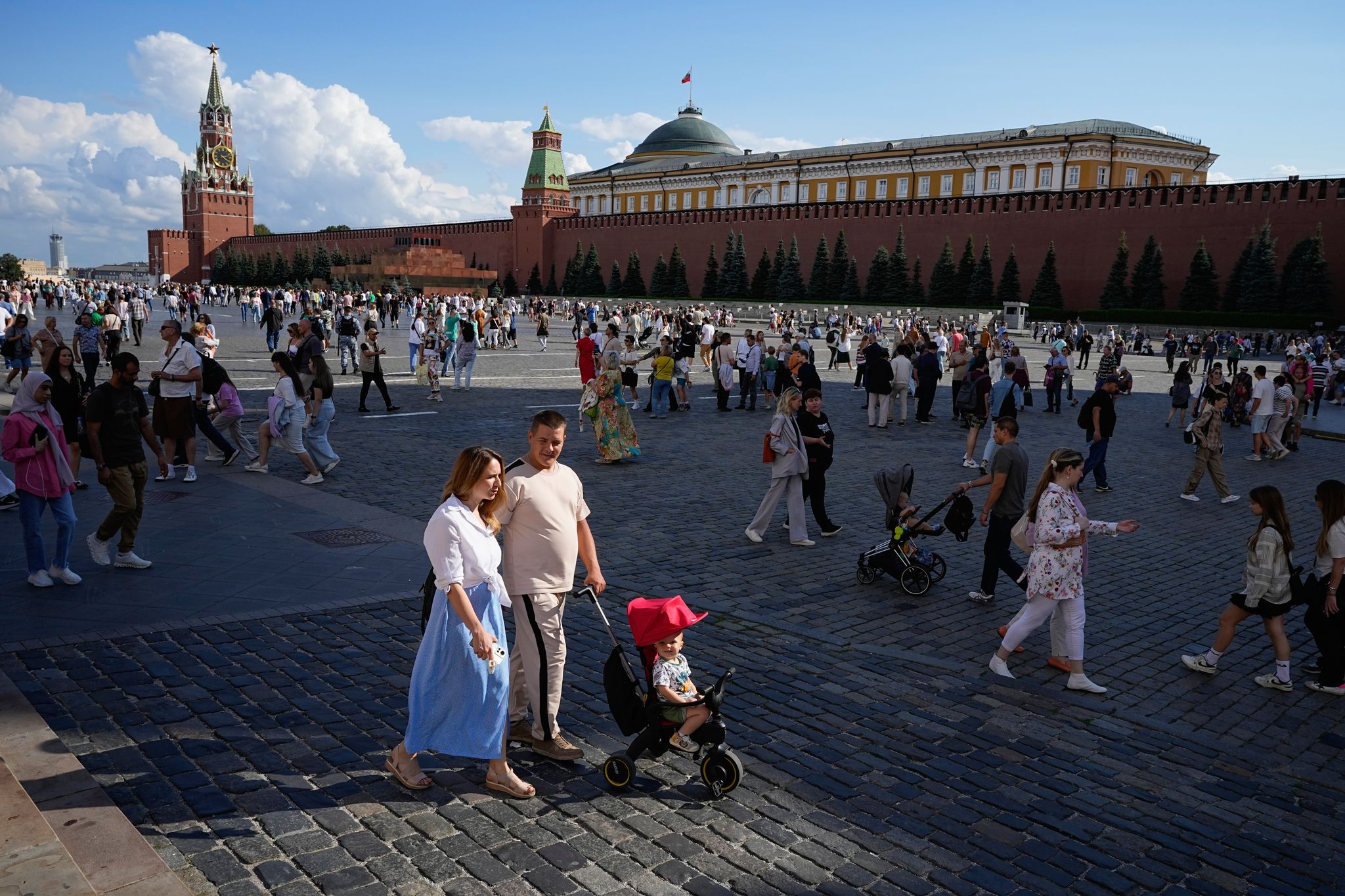 Russia faces a shrinking and aging population and tries restrictive ...