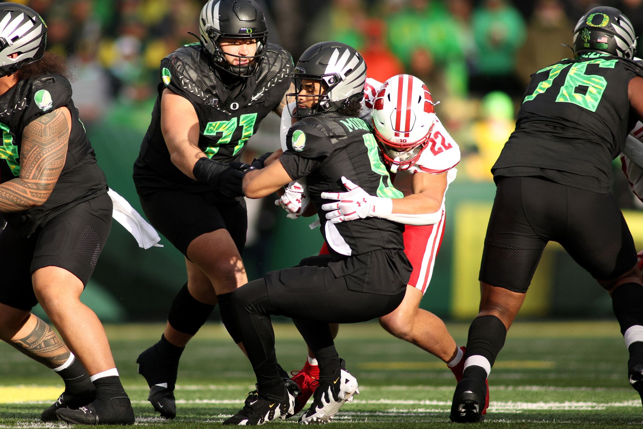 Oregon quarterback leaves game against Wisconsin after hit to the face
