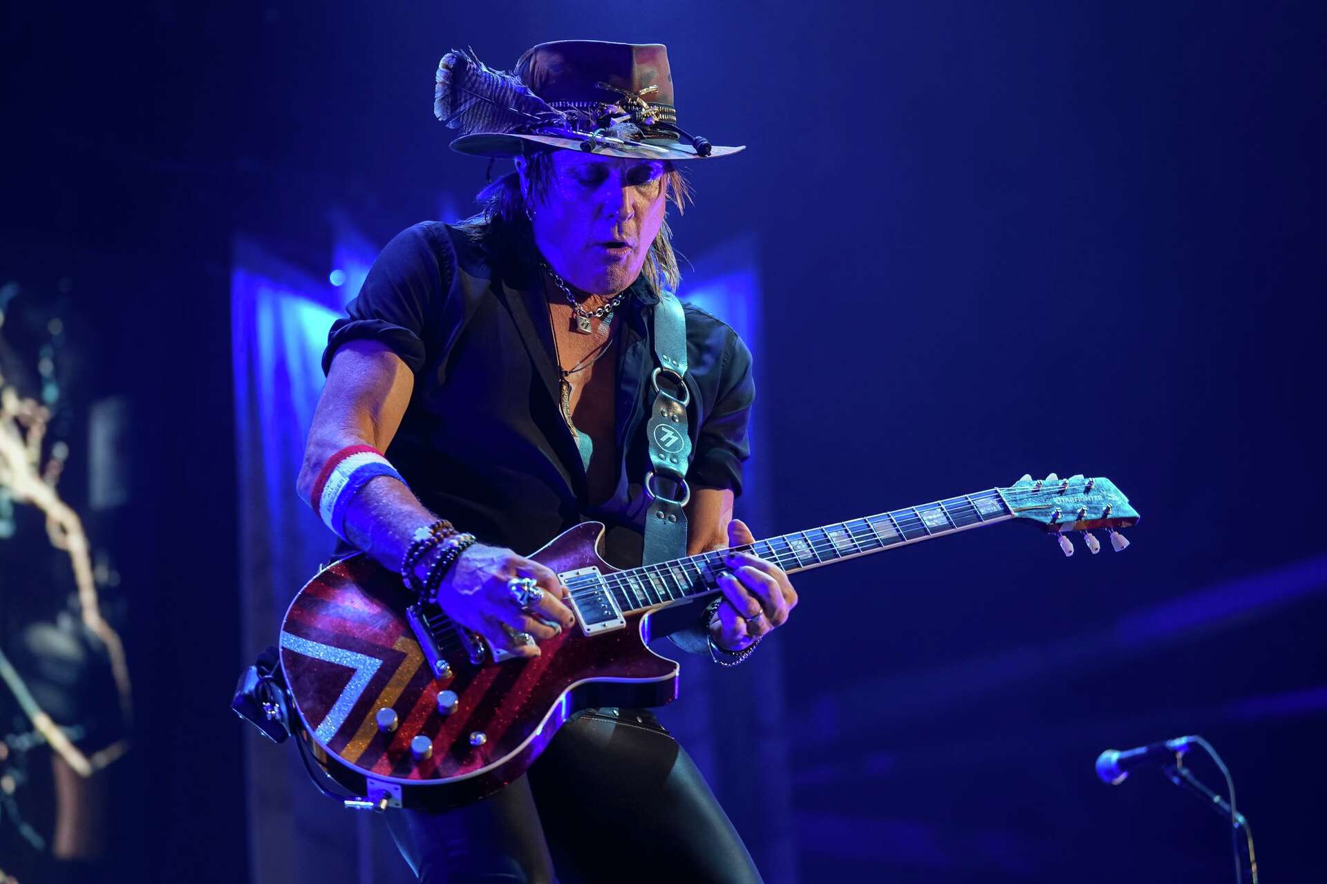 Alice Cooper mixes horror and humor in Austin show
