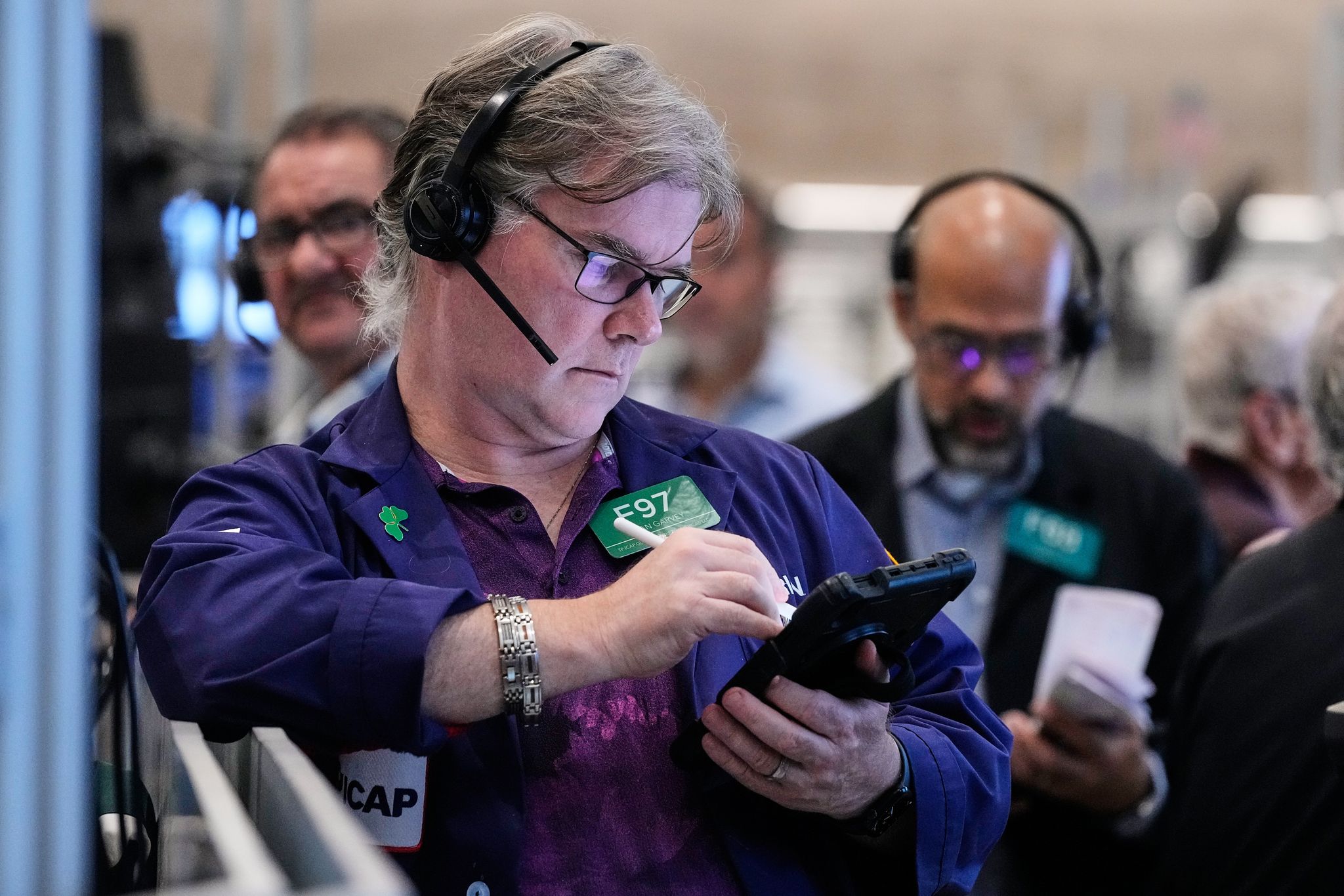 Wall Street rallies to more records as gold's price slumps again