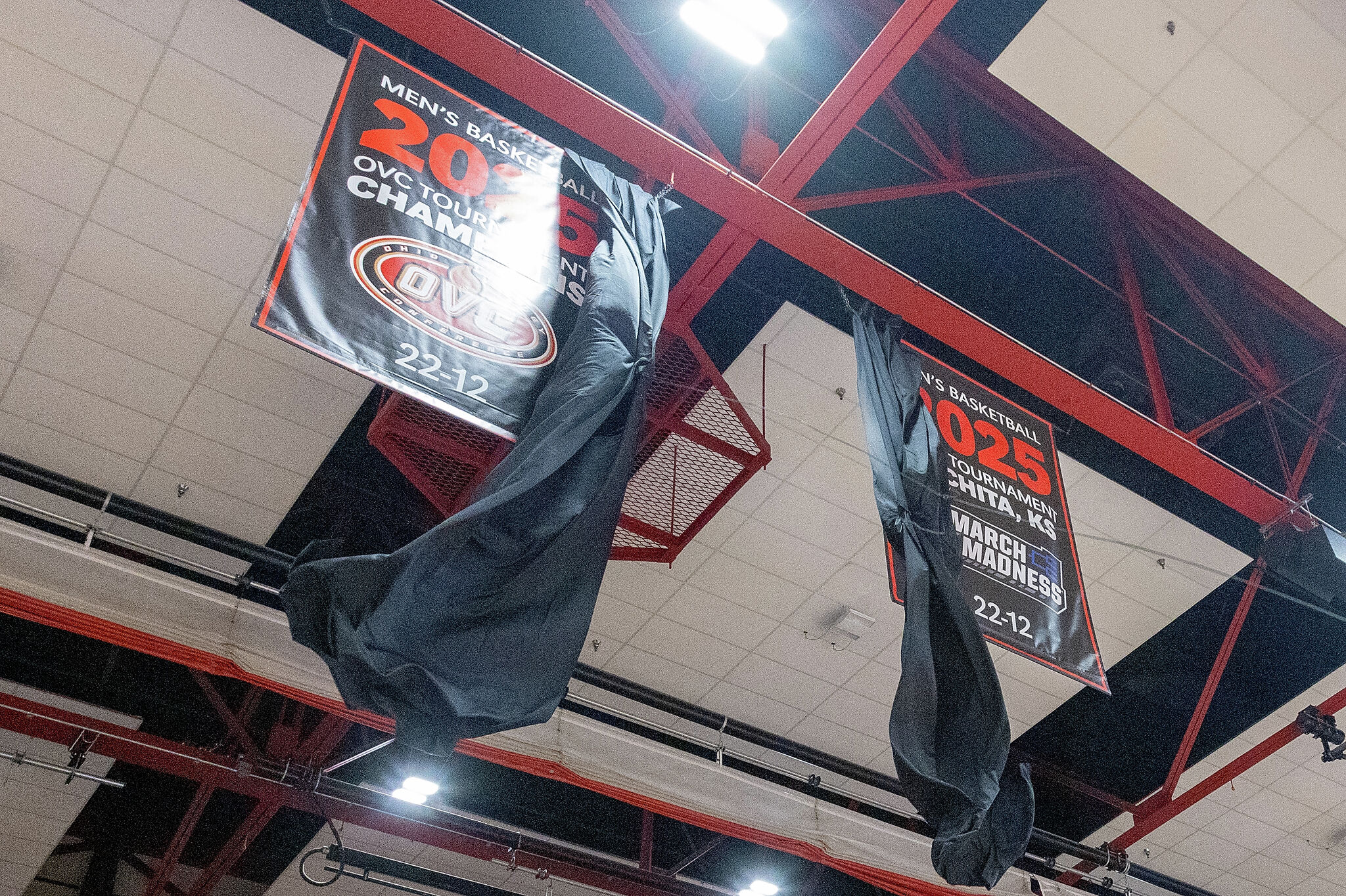 SIUE men's basketball unveil two banners from last season