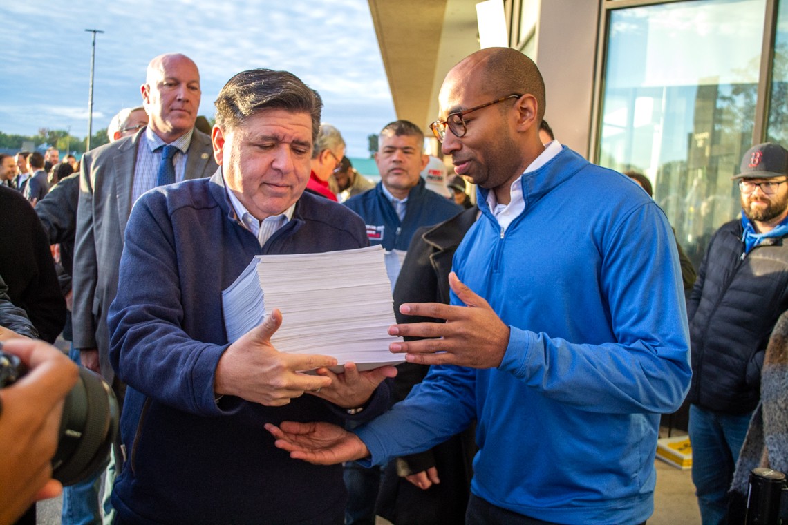 Massive fireball erupts as UPS plane crashes at Kentucky airport ...