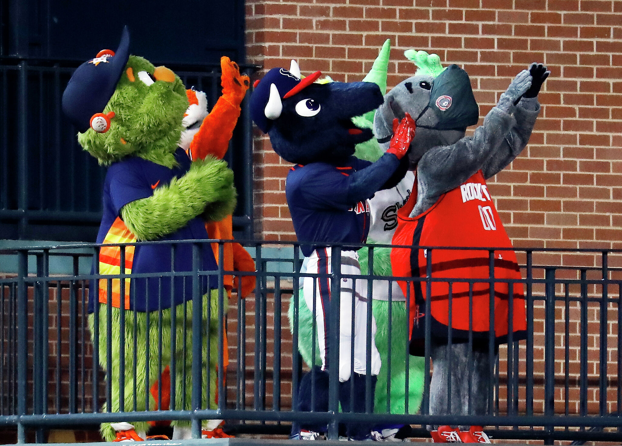 Astros, Texans, Rockets mascots lead Houston Thanksgiving parade