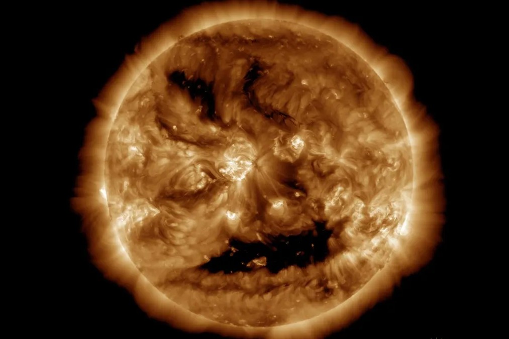 NASA captures jack-o'-lantern on the Sun just before Halloween