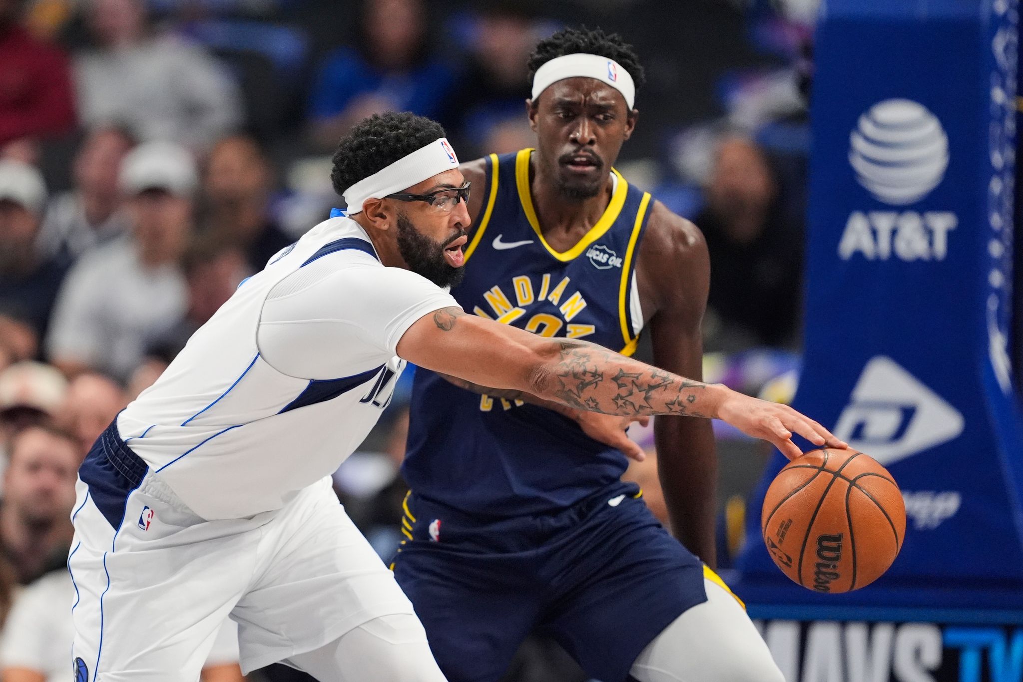Mavericks' Anthony Davis leaves game early with leg soreness