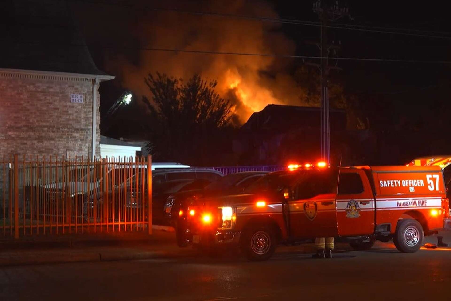Houston abandoned apartment fire causes partial building collapse: HFD