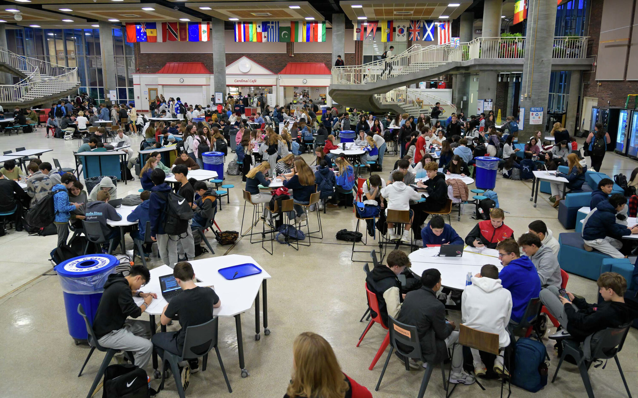 Greenwich High weighs bell-to-bell cellphone ban