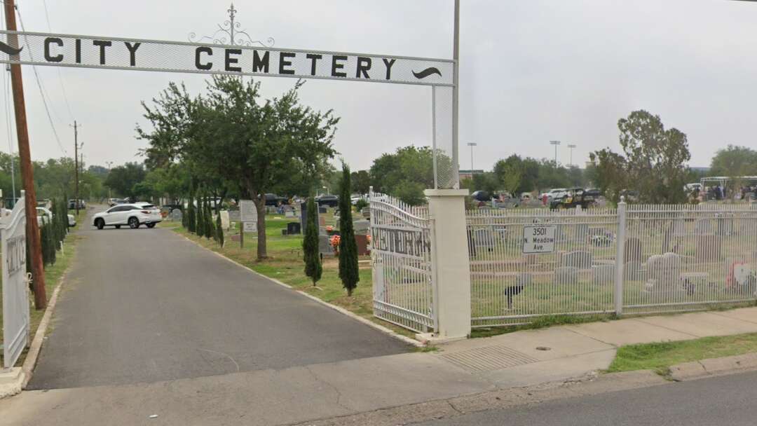 Laredo extends cemetery hours for Día de los Muertos observance