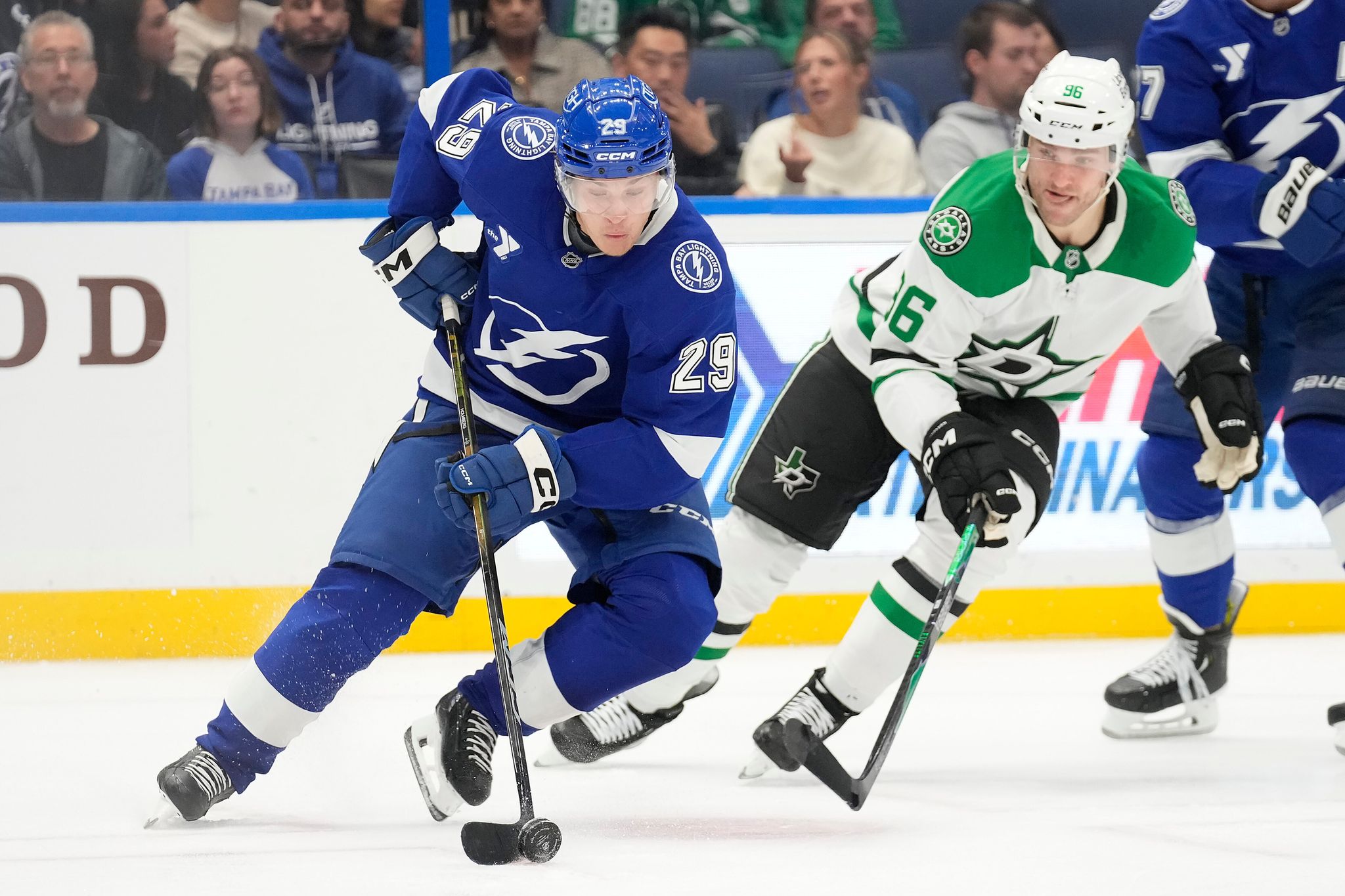 Cirelli's OT goal lifts Lightning over Stars 2-1