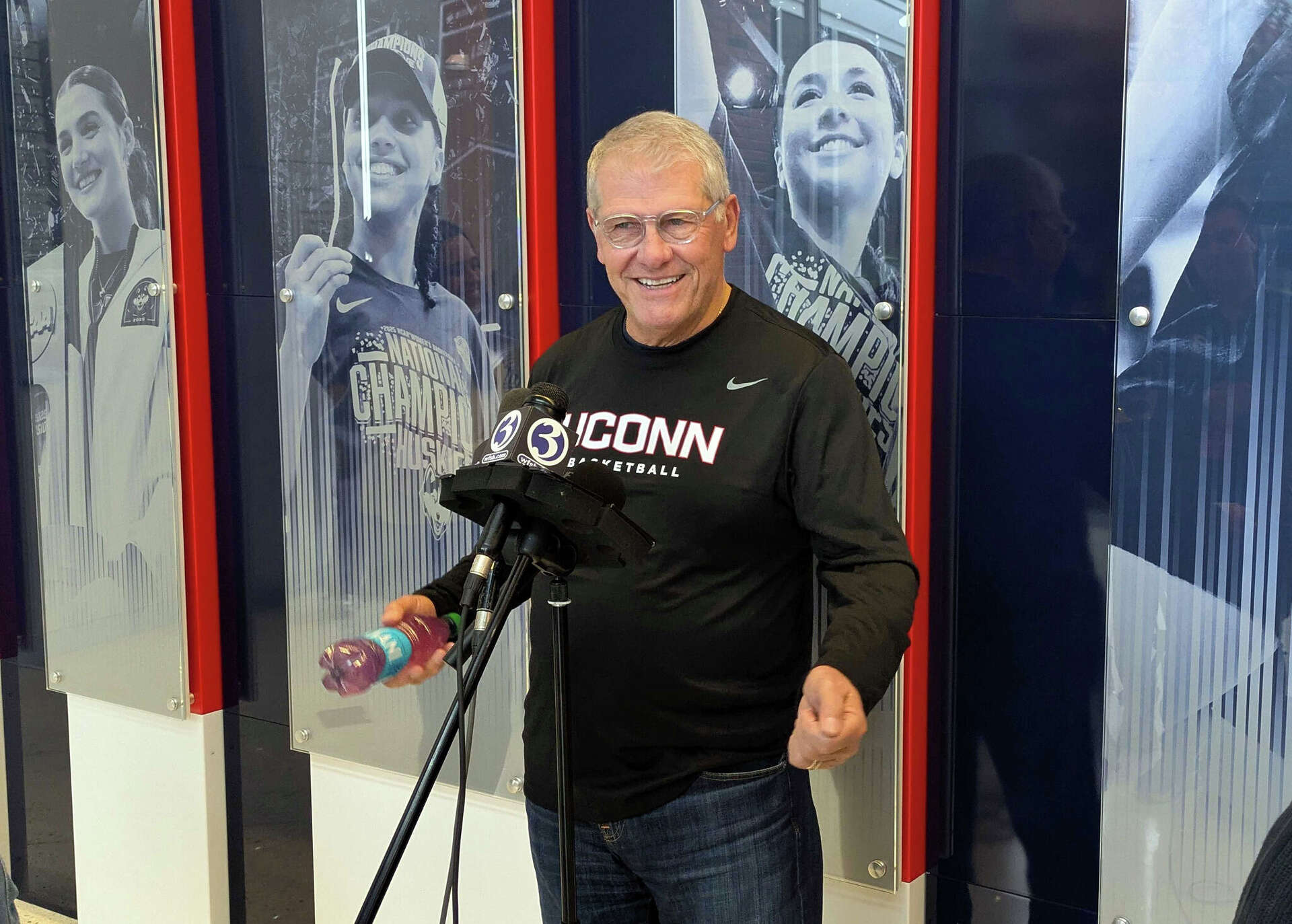 Geno Auriemma, UConn raising 12th NCAA title banner Sunday