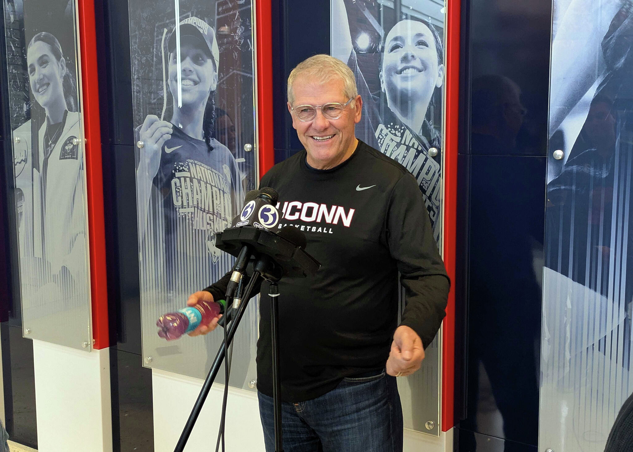 Geno Auriemma, UConn raising 12th NCAA title banner Sunday