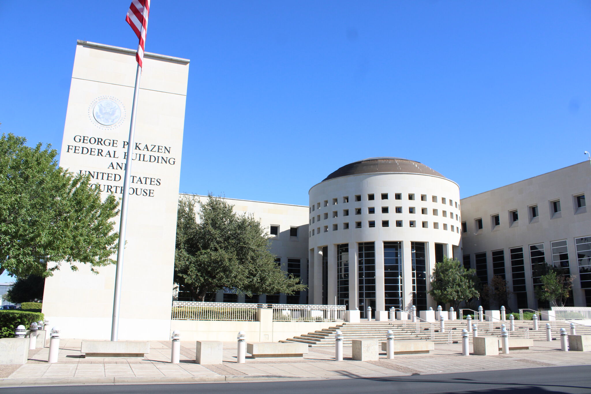 Shaw and Saint Mary's take down Loyola Marymount 78-73