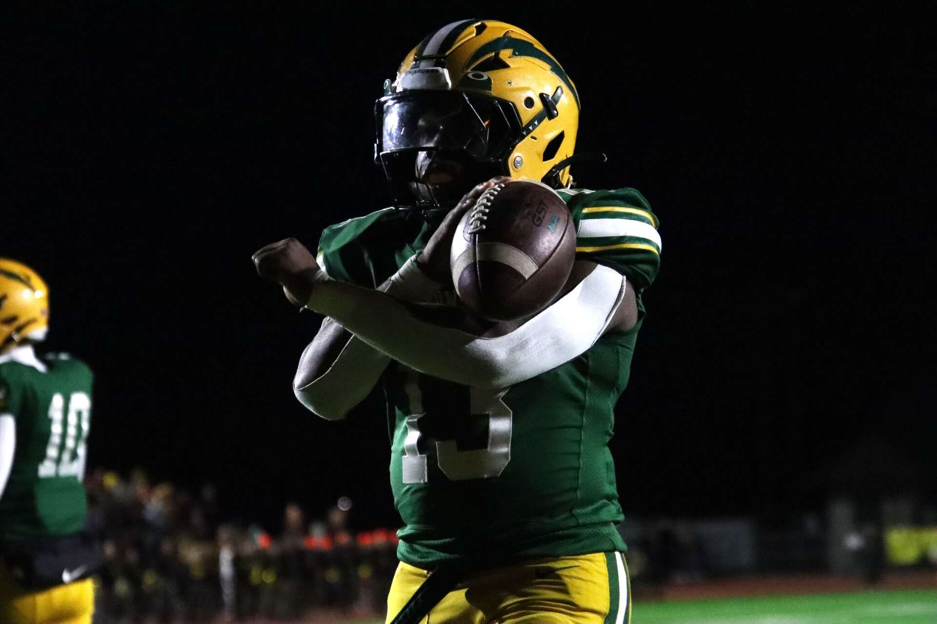 Dow football dominates Mott in district semifinal