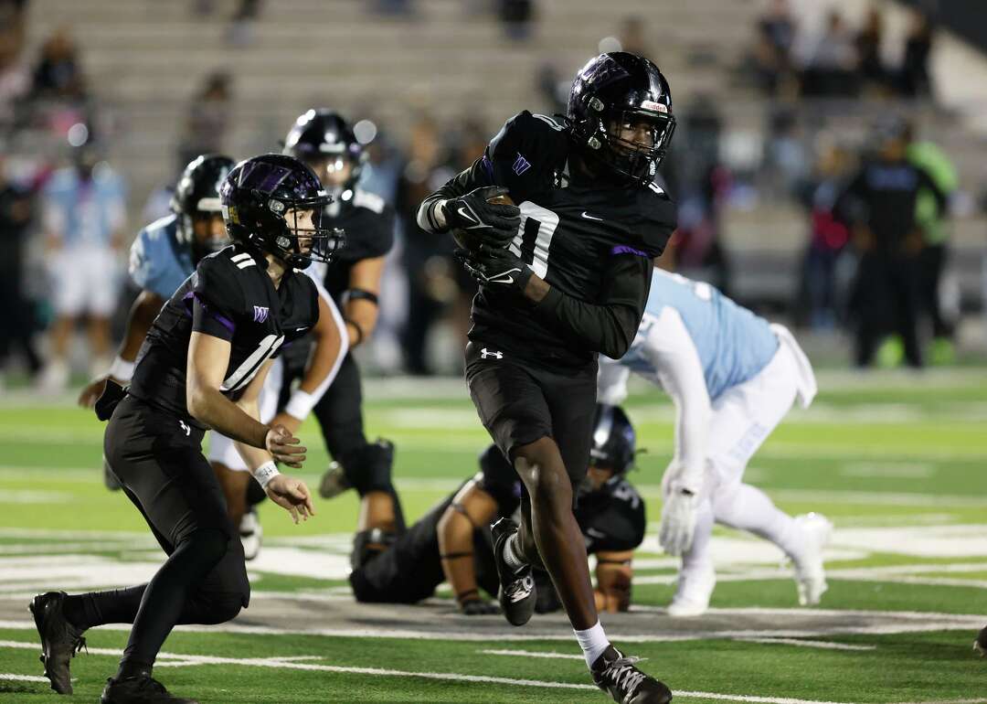 Harlan football cruises to win over Warren to stay undefeated