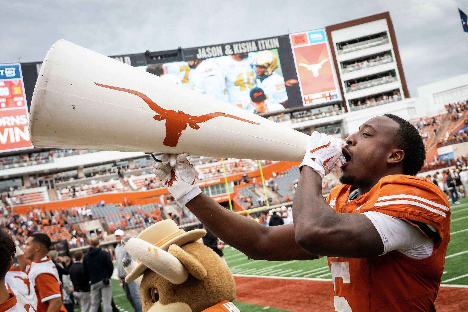 Texas Longhorns lose four-star pledge, gain traction with top 2028 QB