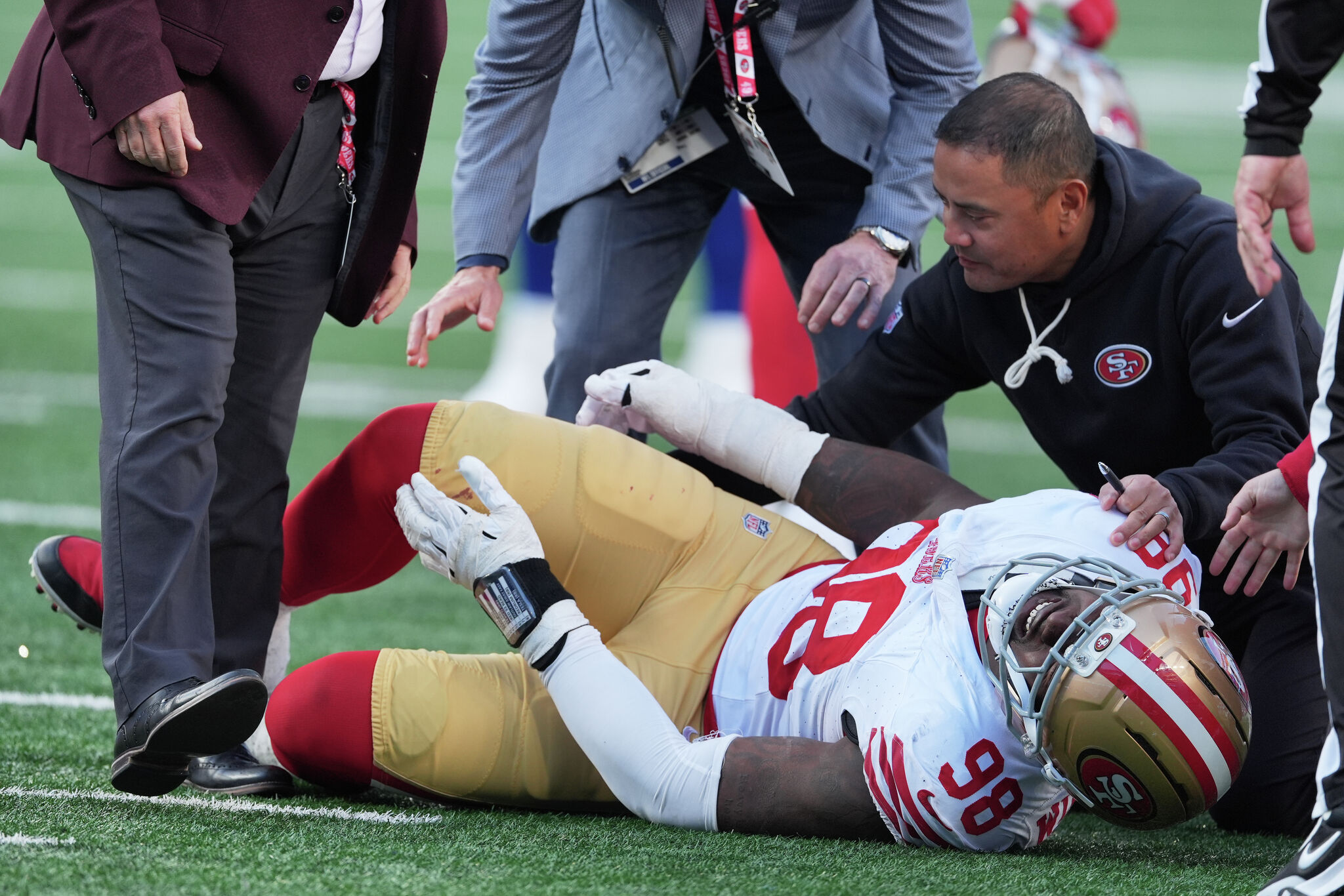 49ers fear Mykel Williams tore ACL, adding to MetLife Stadium's infamy