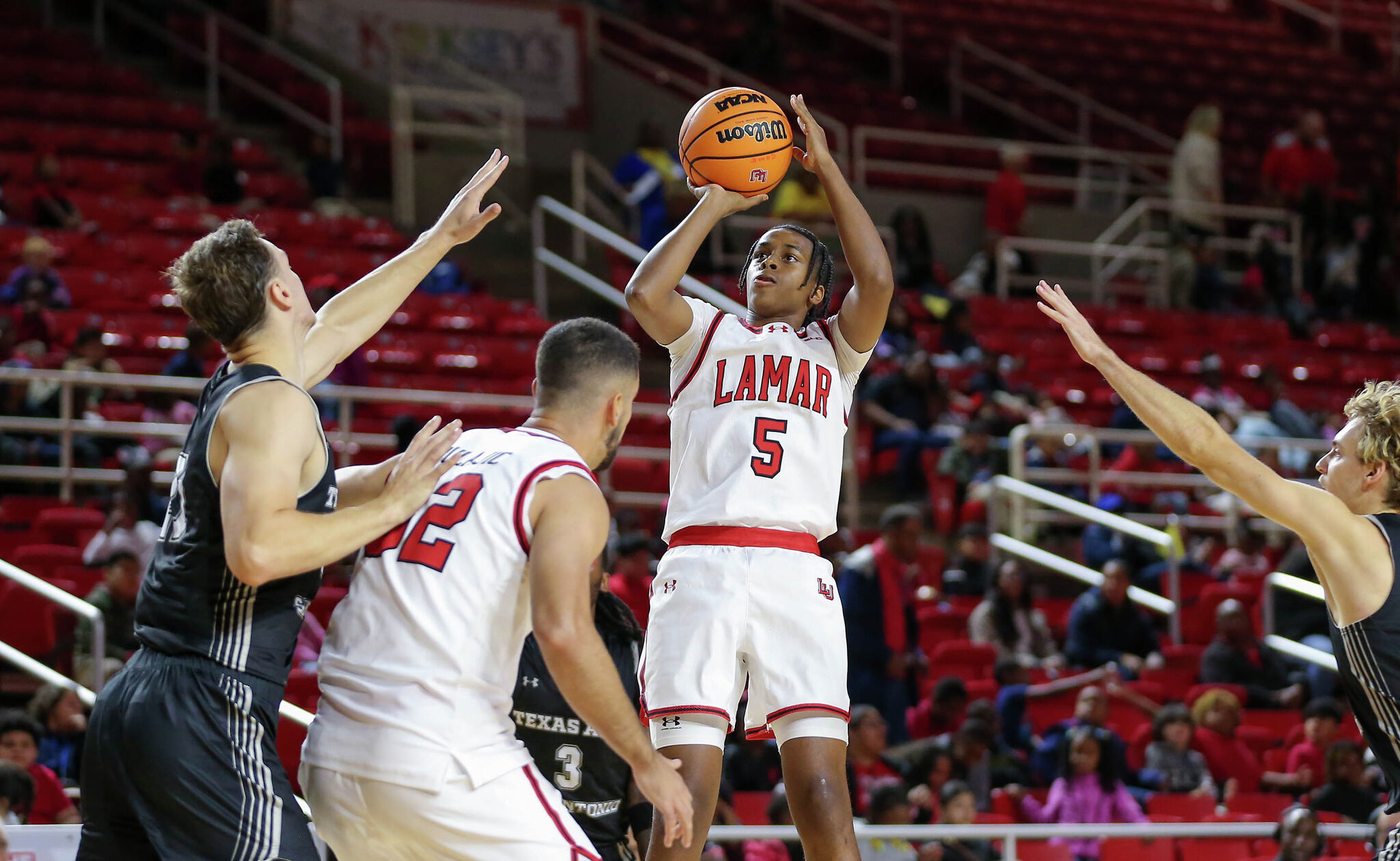 Lamar men's basketball team starts season with big win in Beaumont