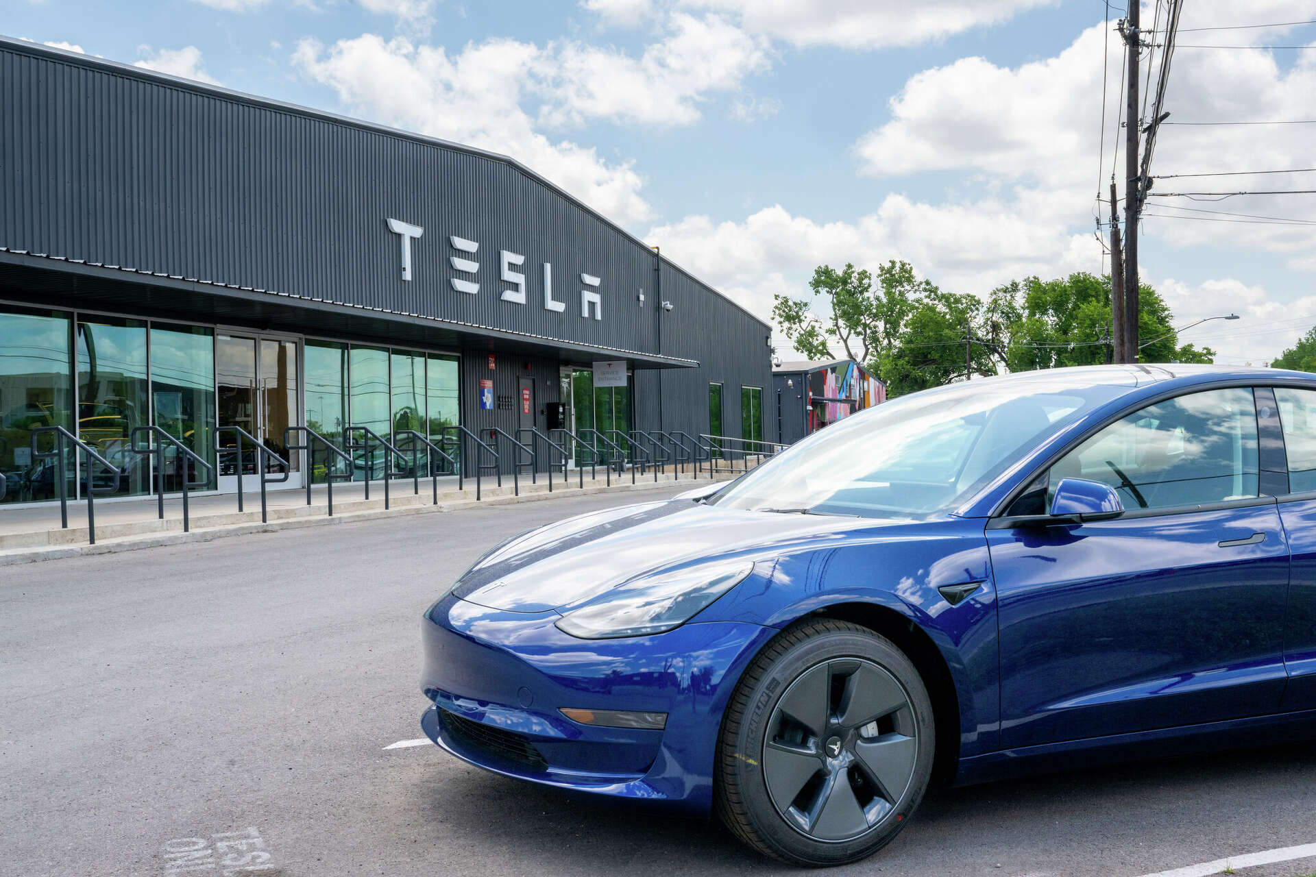 Tesla defect could lock kids in car, reports say