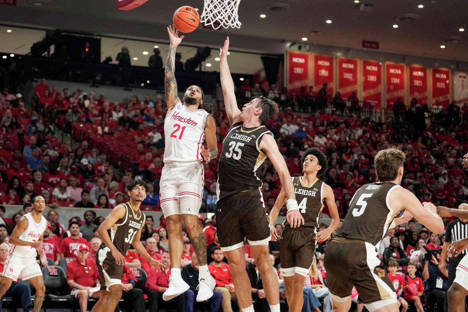 UH basketball coach Kelvin Sampson gets 800th career win