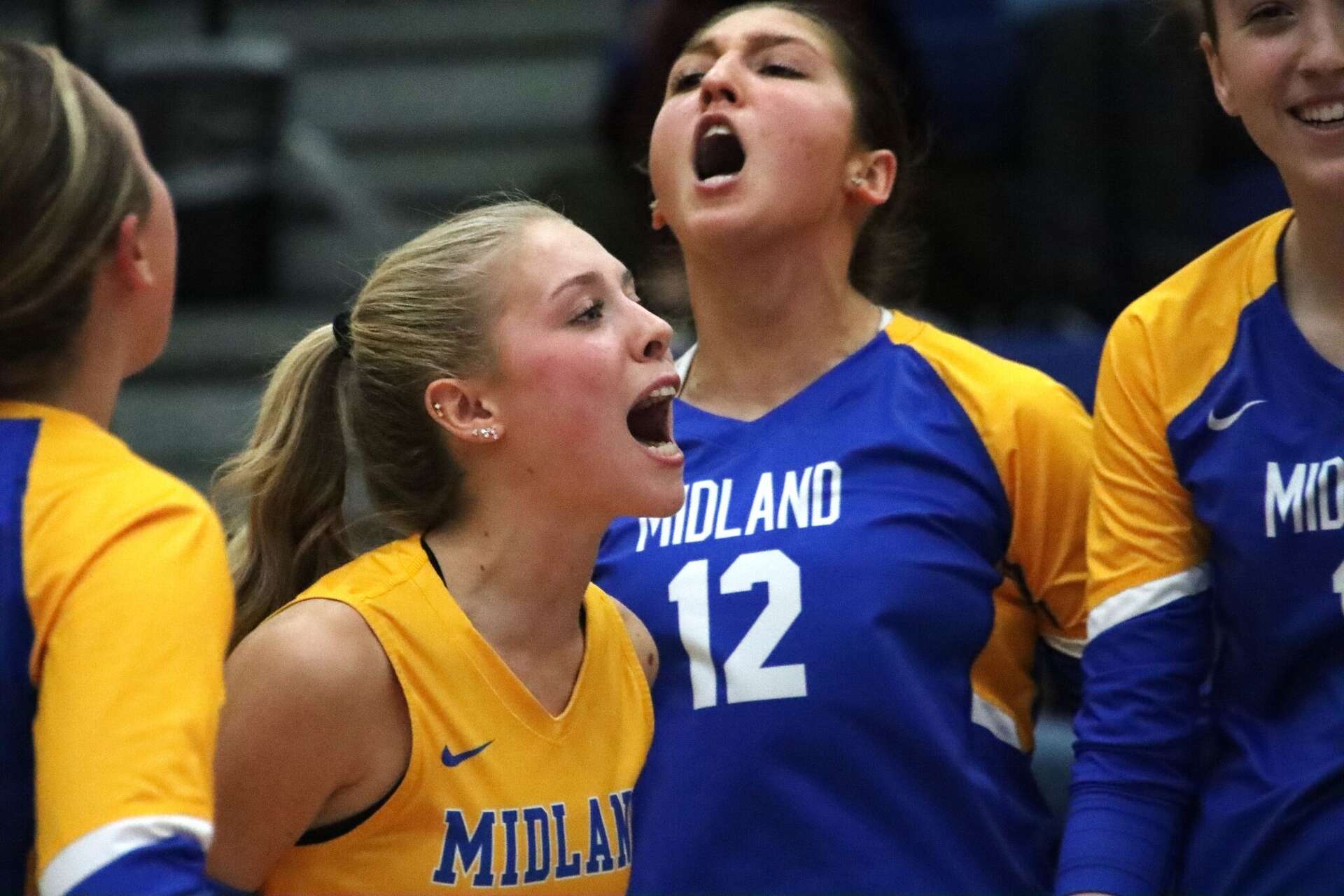 Bay City Western upsets Midland in district volleyball
